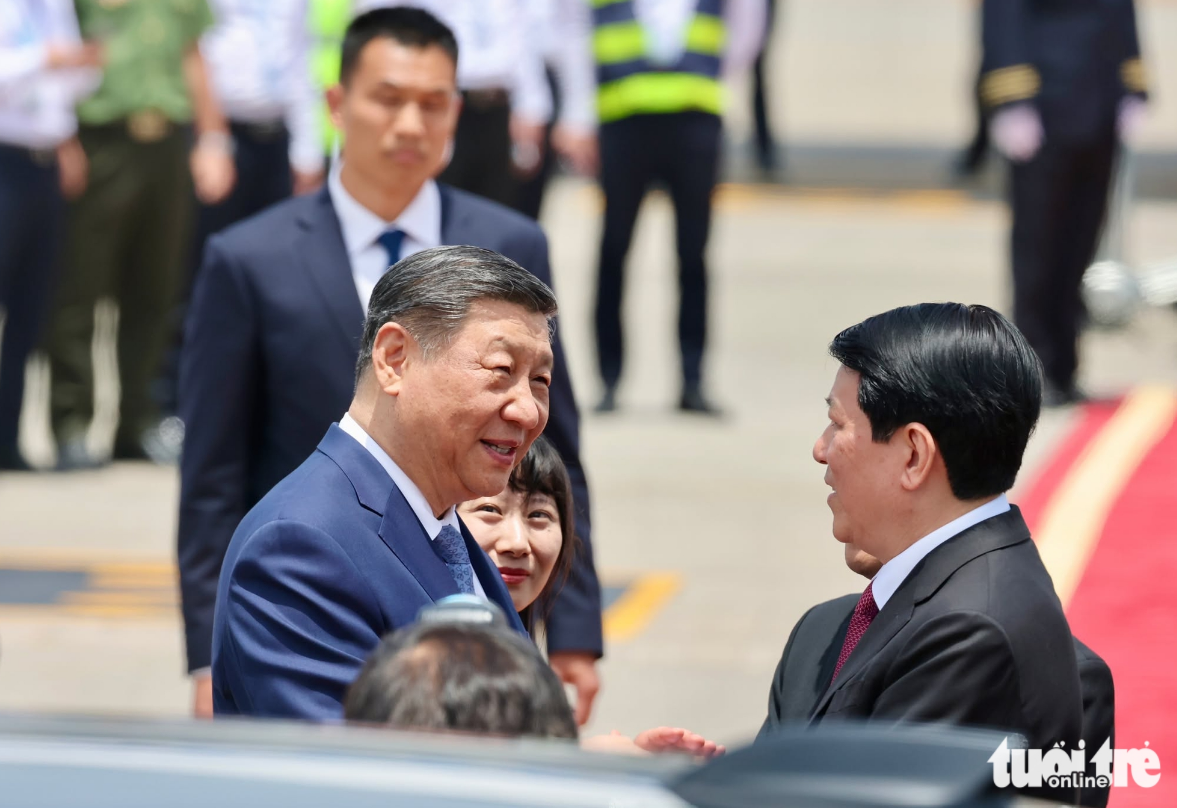 Chinese Party General Secretary, President Xi Jinping arrives in Hanoi ...