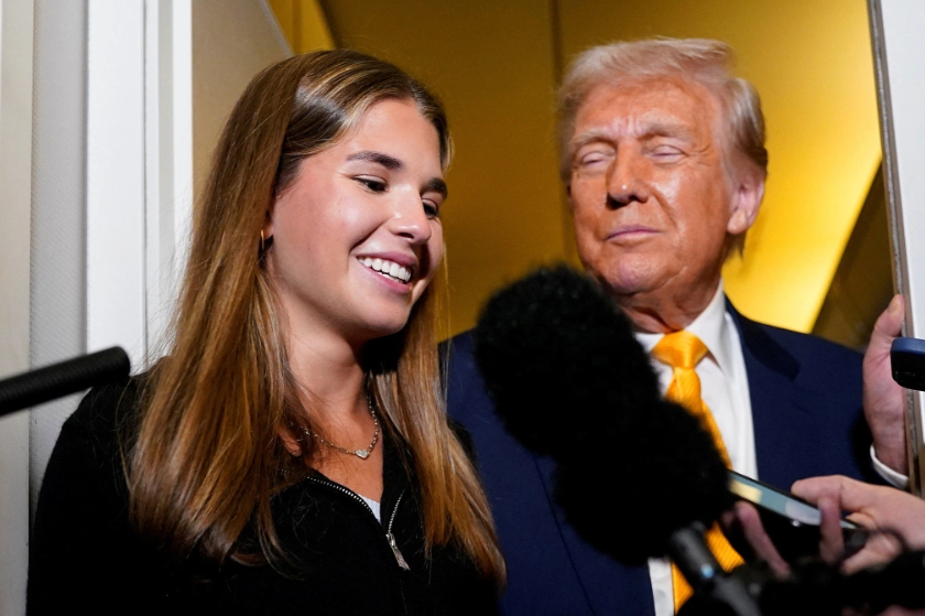 Cháu gái ông Trump tháp tùng ông nội trên chuyên cơ, được ông khen hết ...