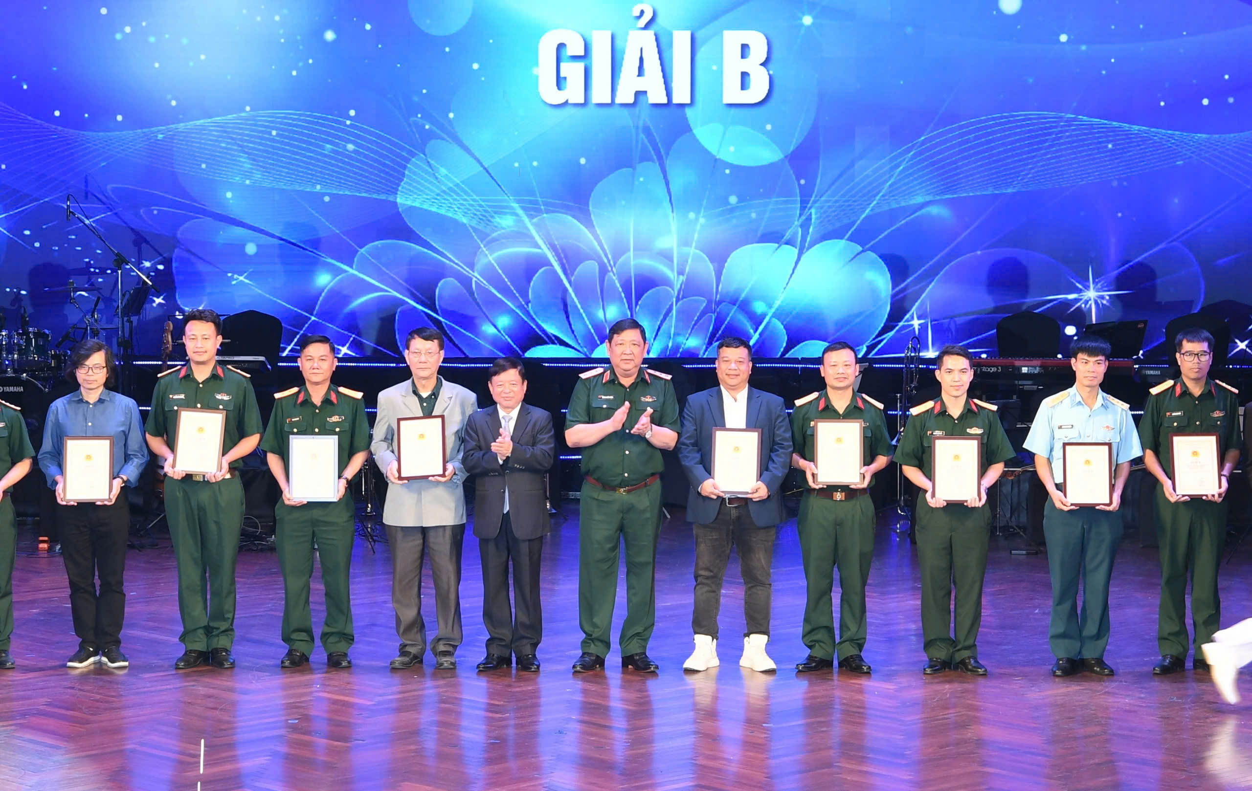 Die Autoren Huu Thinh, Nguyen Tri Huan und Do Bao erhielten einen A-Preis für ihre Schriften ...