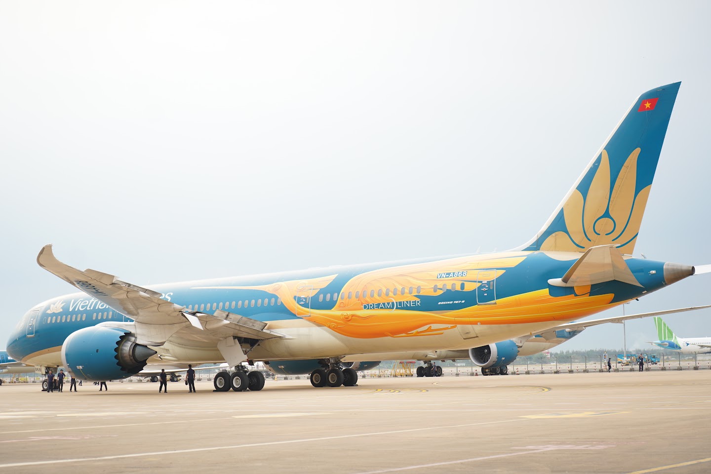 Vietnam Airlines in hình chim Lạc lên máy bay Boeing 787 - Tuổi Trẻ Online
