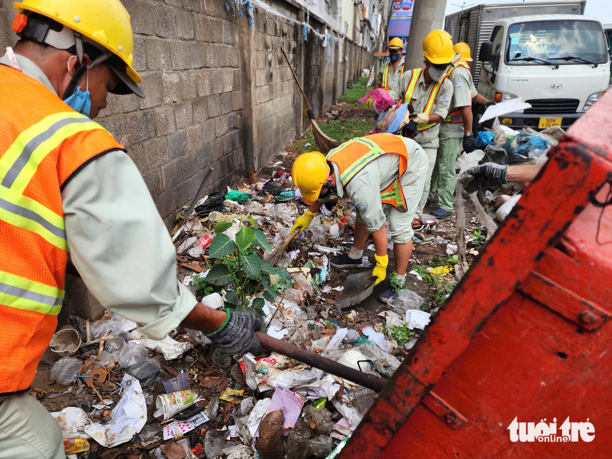 Đã dọn rác đổ đống ở vỉa hè con đường vừa mở, gần nhà ga T3 Tân Sơn ...