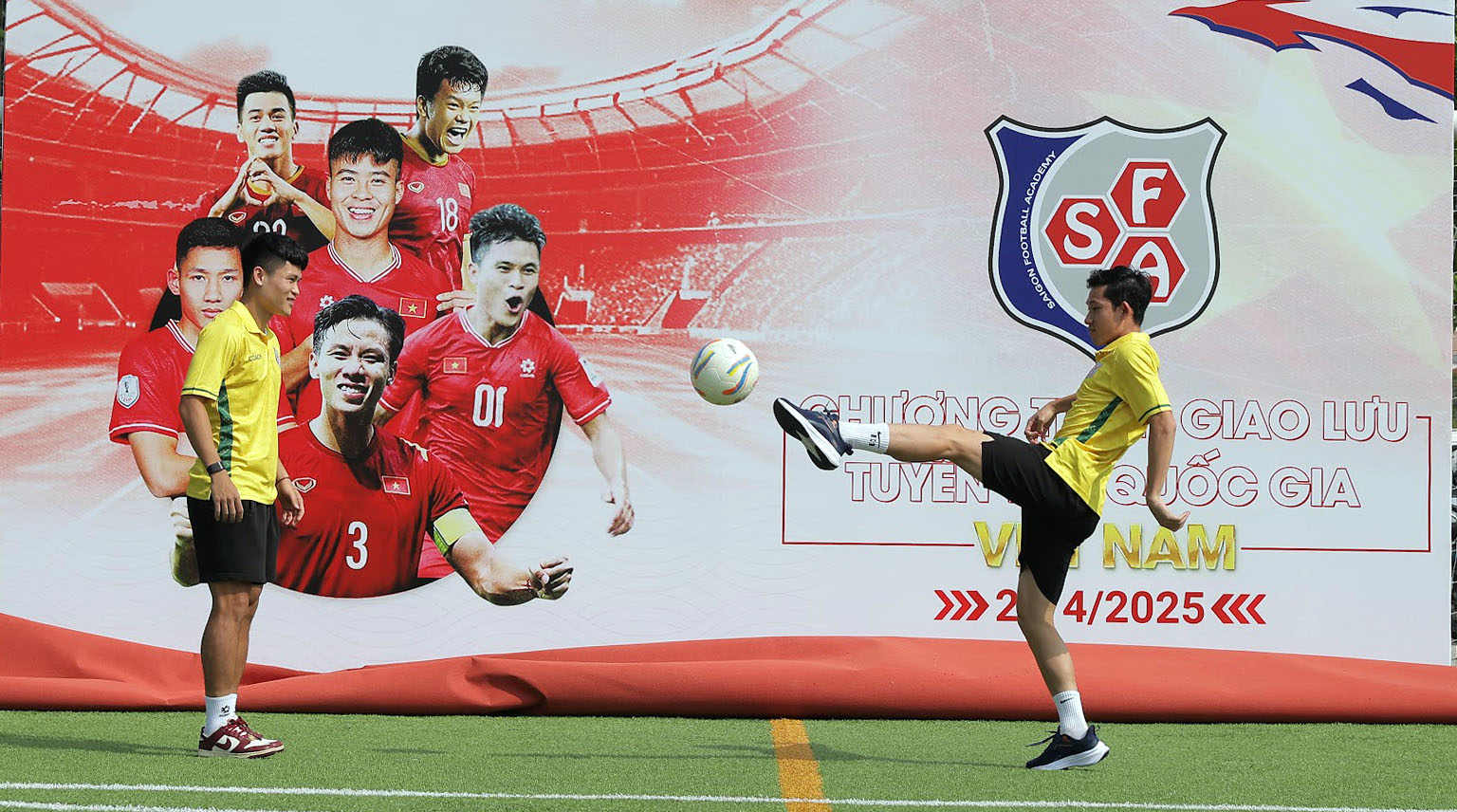 Thanh Chung, Hai Long und Tuan Hai inspirieren junge Spieler in Ho-Chi-Minh-Stadt