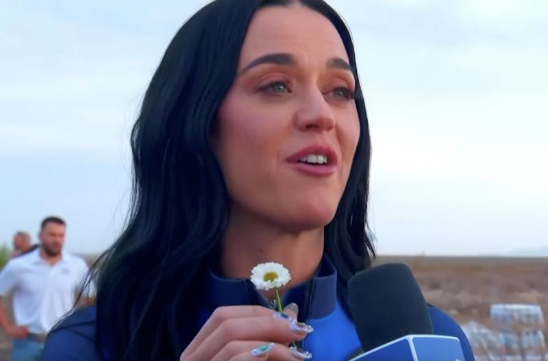Katy Perry hối hận với chuyến du hành vũ trụ - Tuổi Trẻ Online