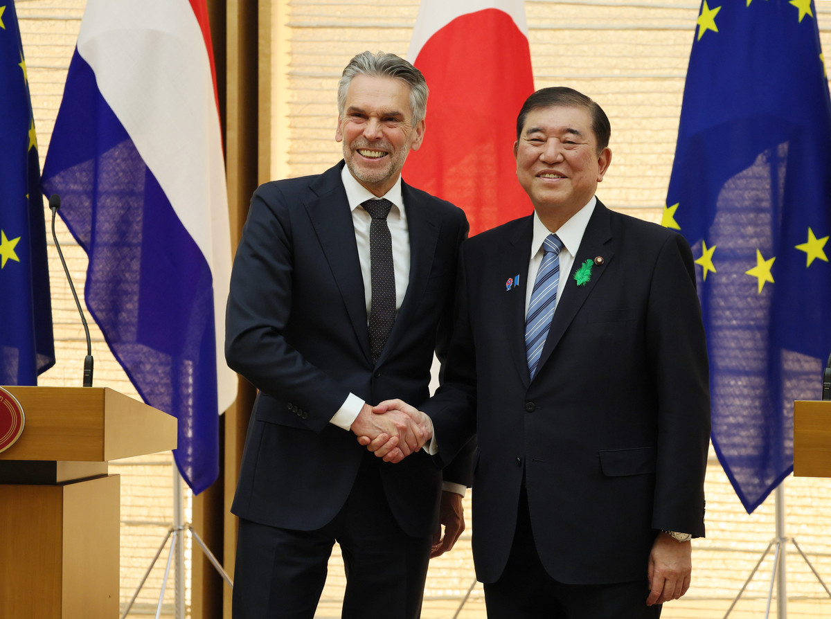 Japan, Dutch leaders agree to strengthen cooperation