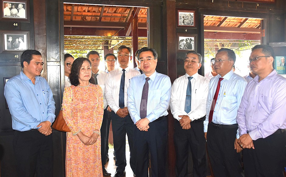 Lãnh đạo TP.HCM thăm gia đình cá nhân tiêu biểu của TP trong 50 năm qua ...