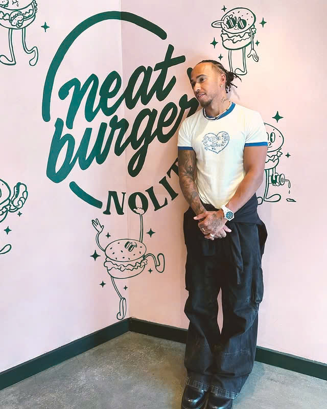 Tay đua F1 Lewis Hamilton 'lạc tay lái' trên đường... kinh doanh ăn ...