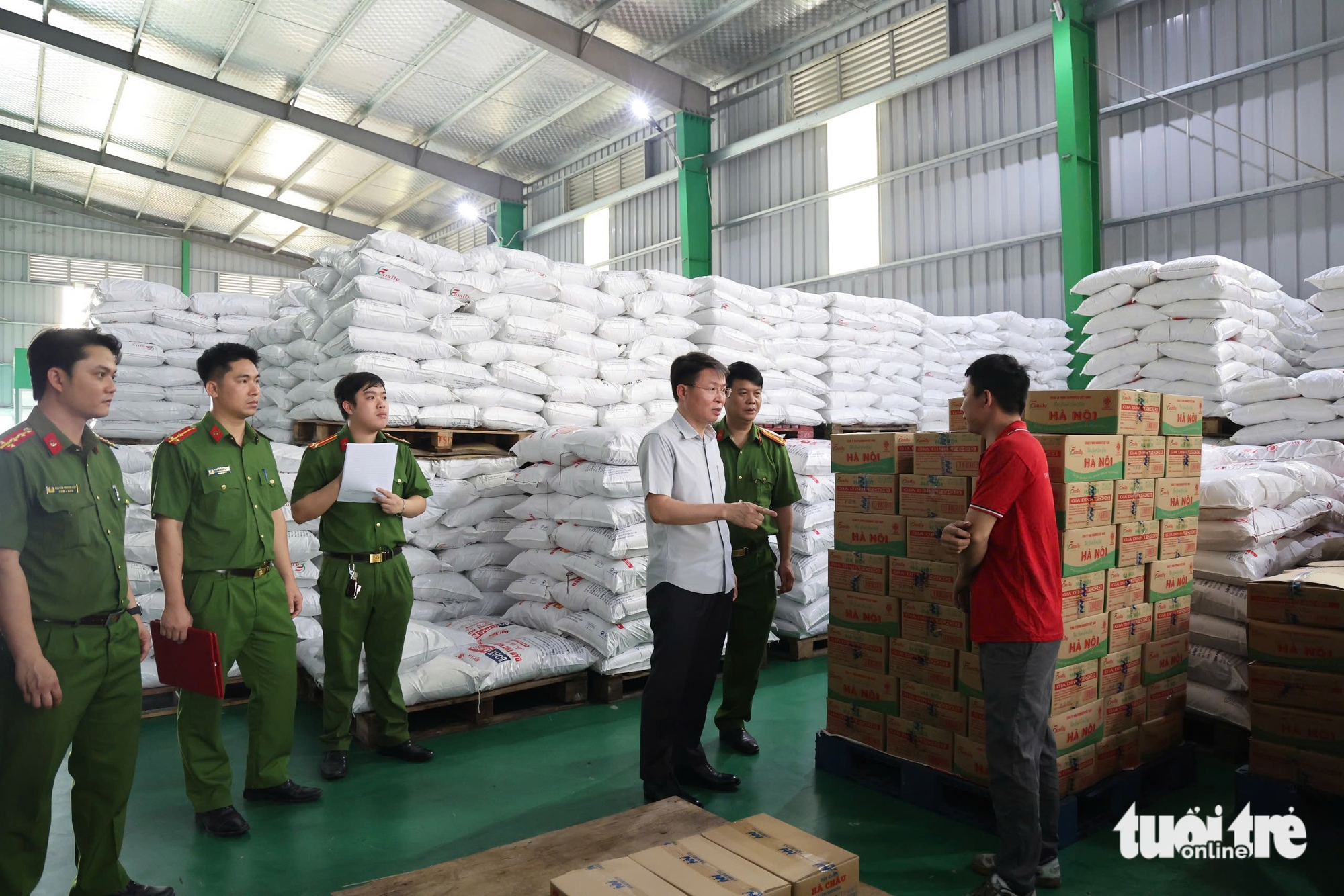 Cận cảnh xưởng sản xuất mì chính, dầu ăn, hạt nêm giả của Công ty ...