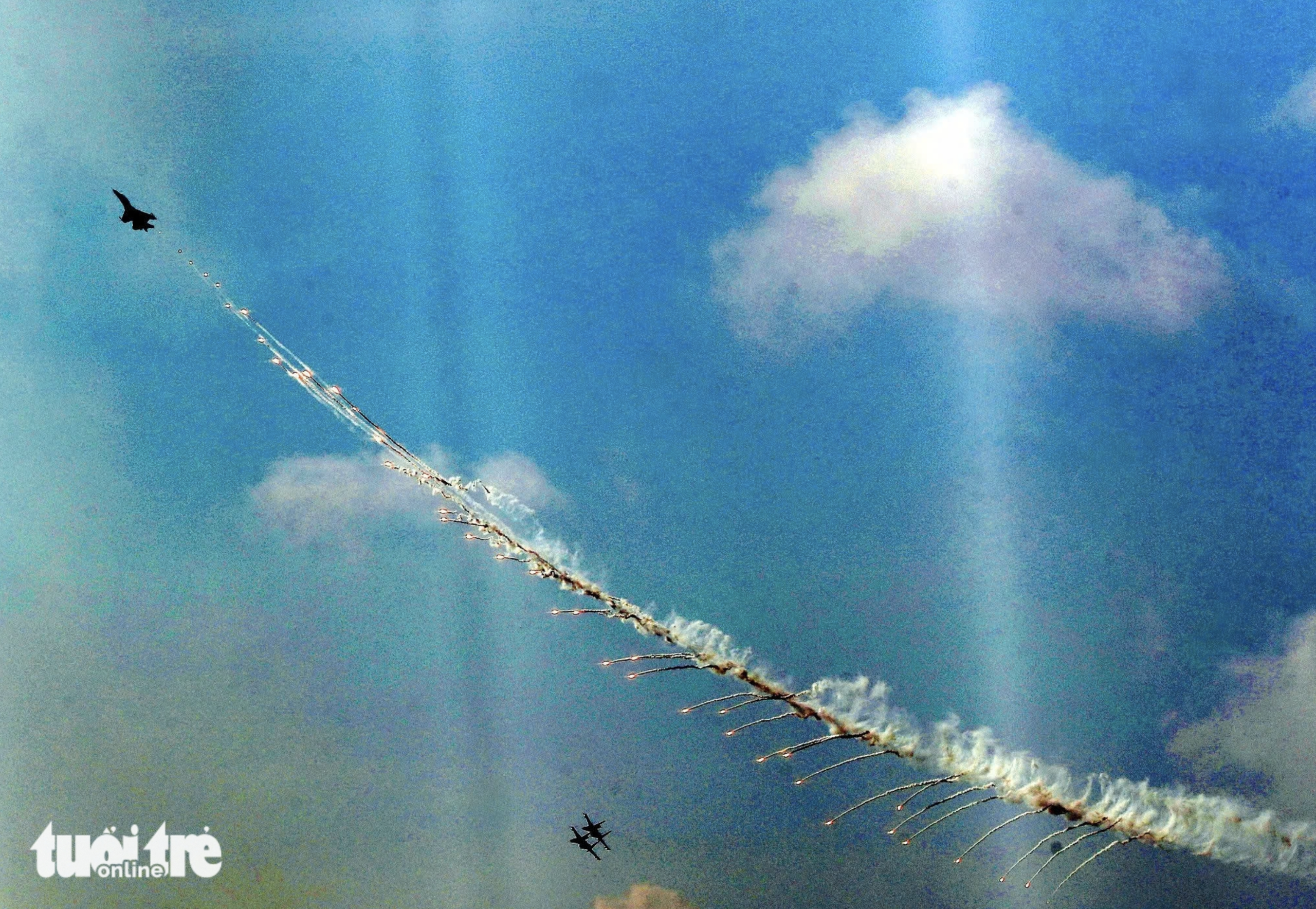 Fighter jets roar, performing stunts over Ho Chi Minh City
