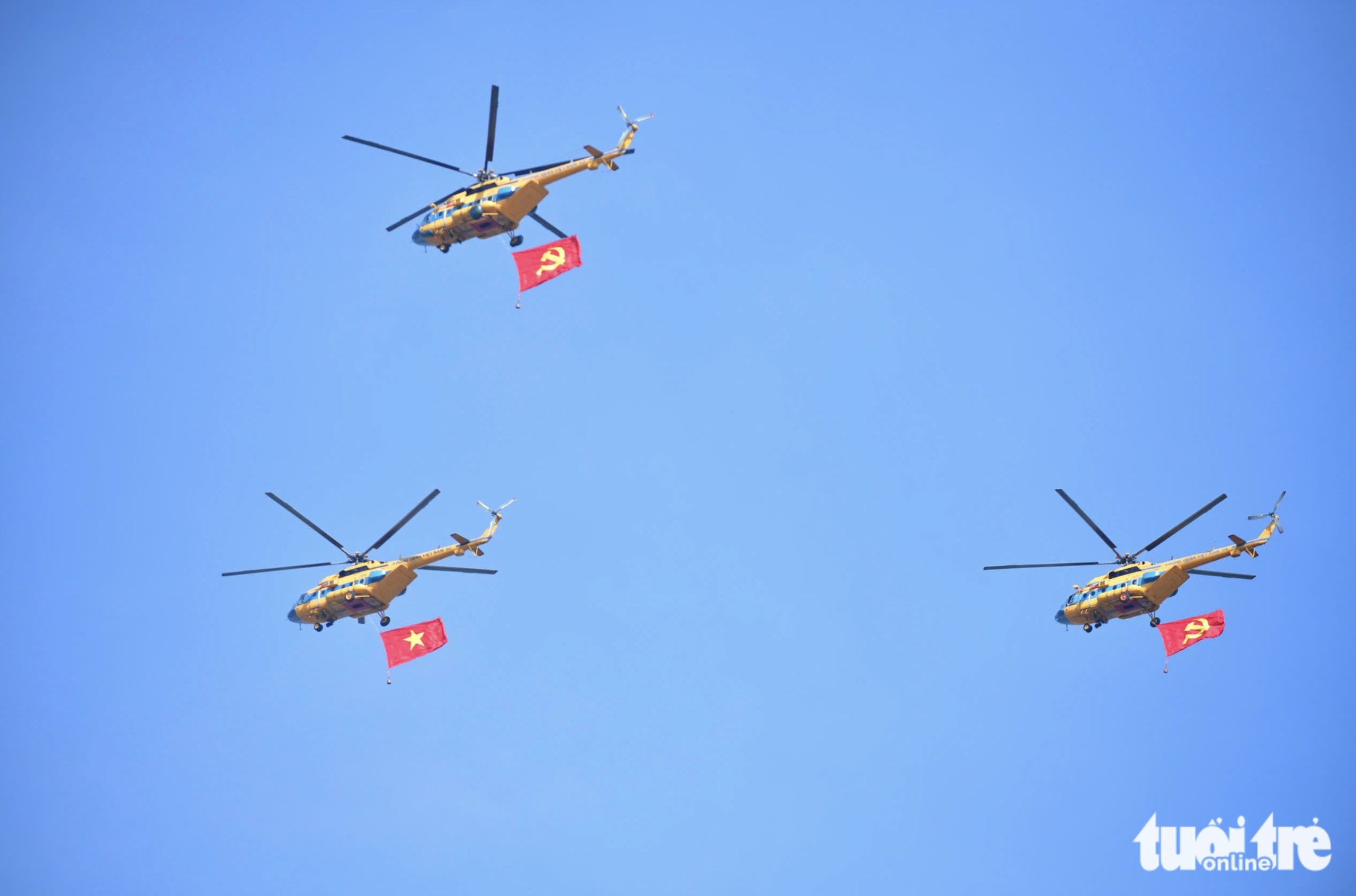 Fighter jets roar, performing stunts over Ho Chi Minh City