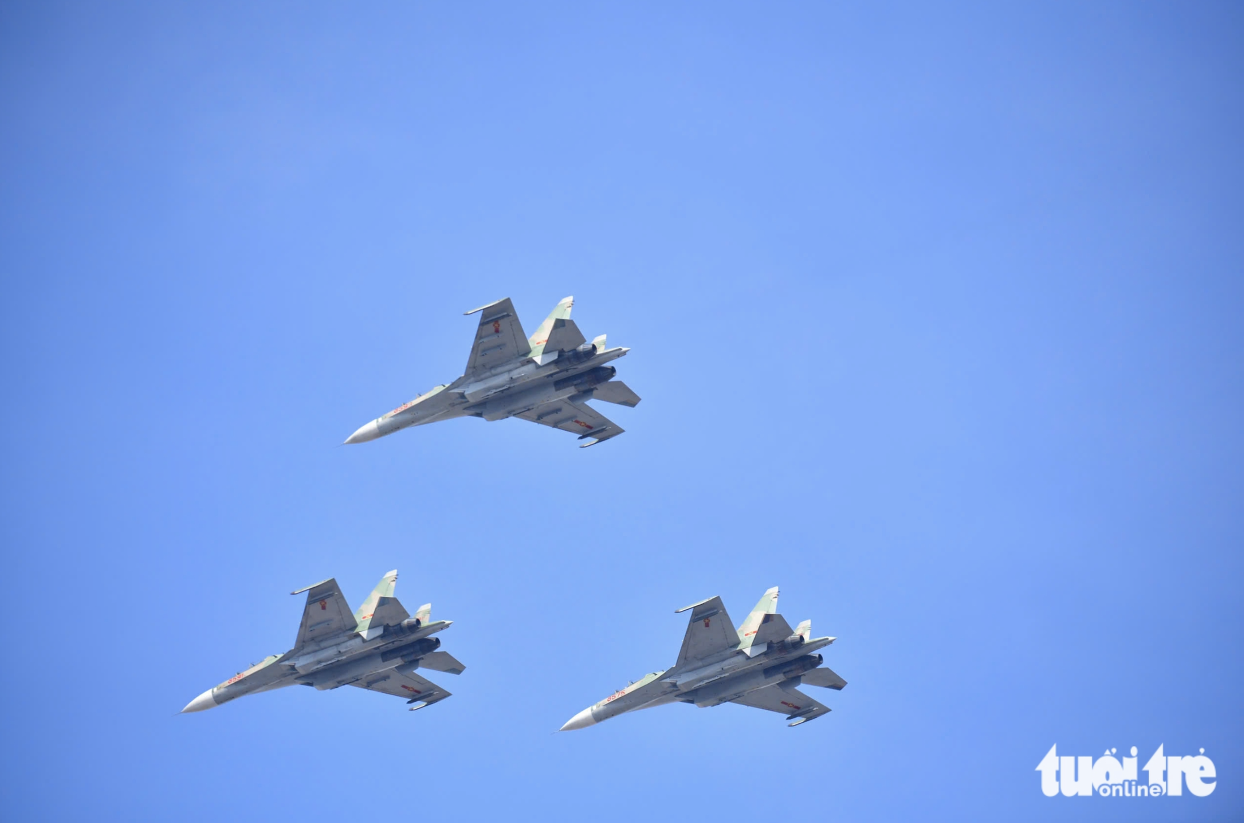 Fighter jets roar, performing stunts over Ho Chi Minh City