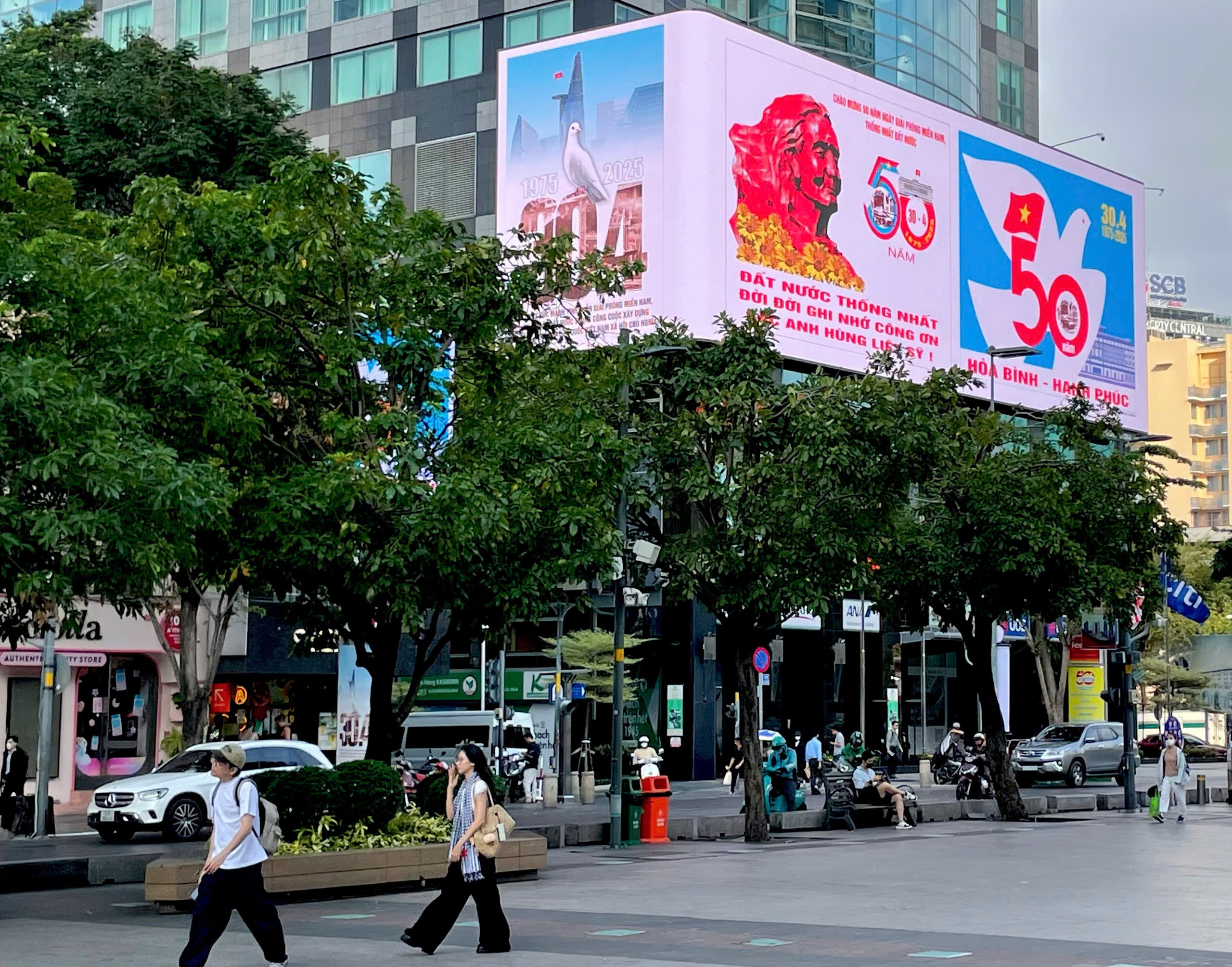 TP.HCM rực rỡ với pano, poster mừng đại lễ 30-4