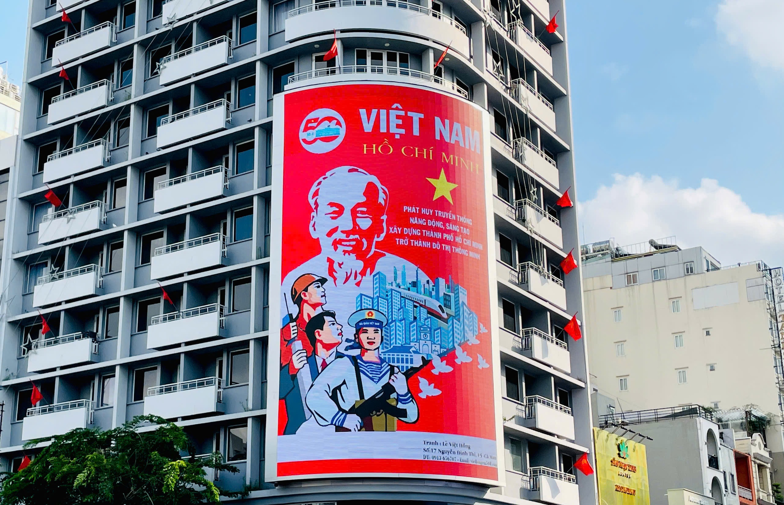 TP.HCM rực rỡ với pano, poster mừng đại lễ 30-4