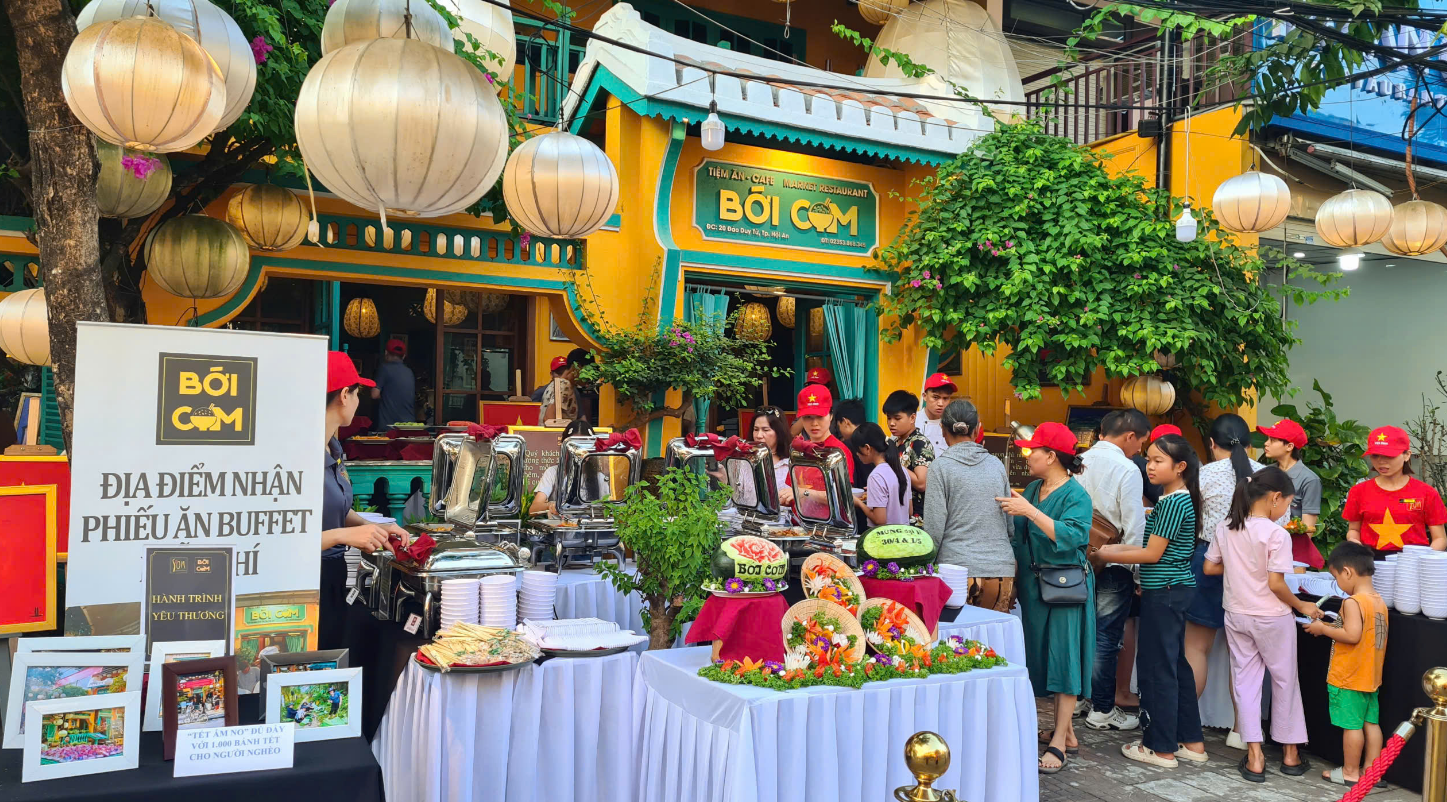 Heartwarming buffet: Restaurant in central Vietnam opens door to less ...