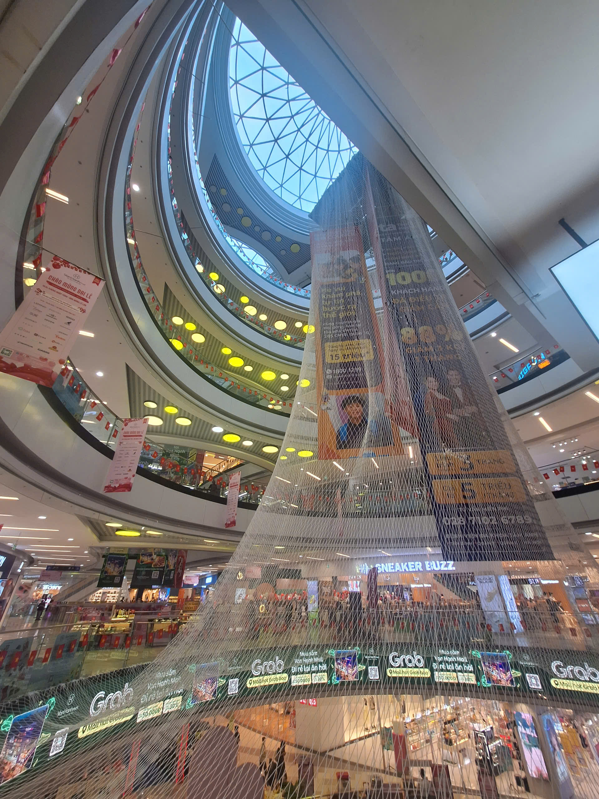 Vạn Hạnh Mall hoàn tất giăng lưới thông tầng sau loạt sự cố - Tuổi Trẻ ...