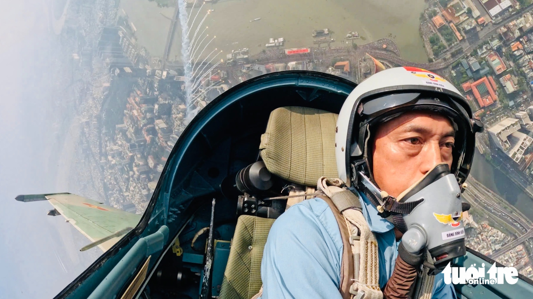 Jet fighter cockpit camera captures striking aerial footage during ...