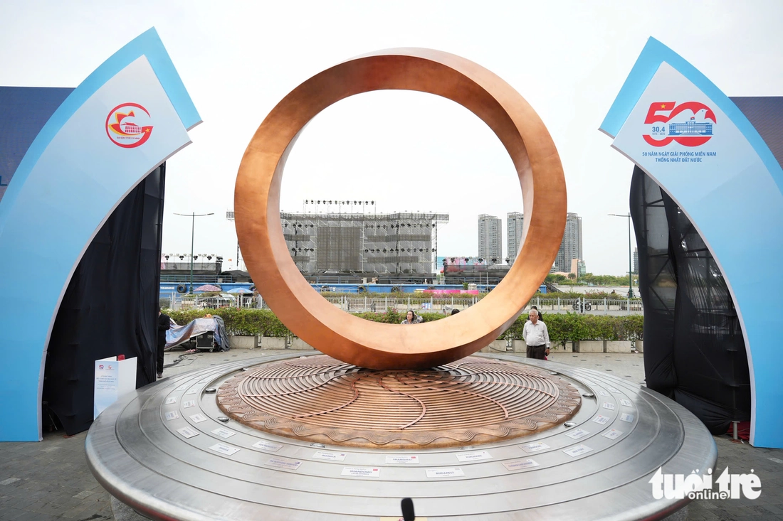 Ho Chi Minh City unveils Möbius-inspired International Friendship Symbol