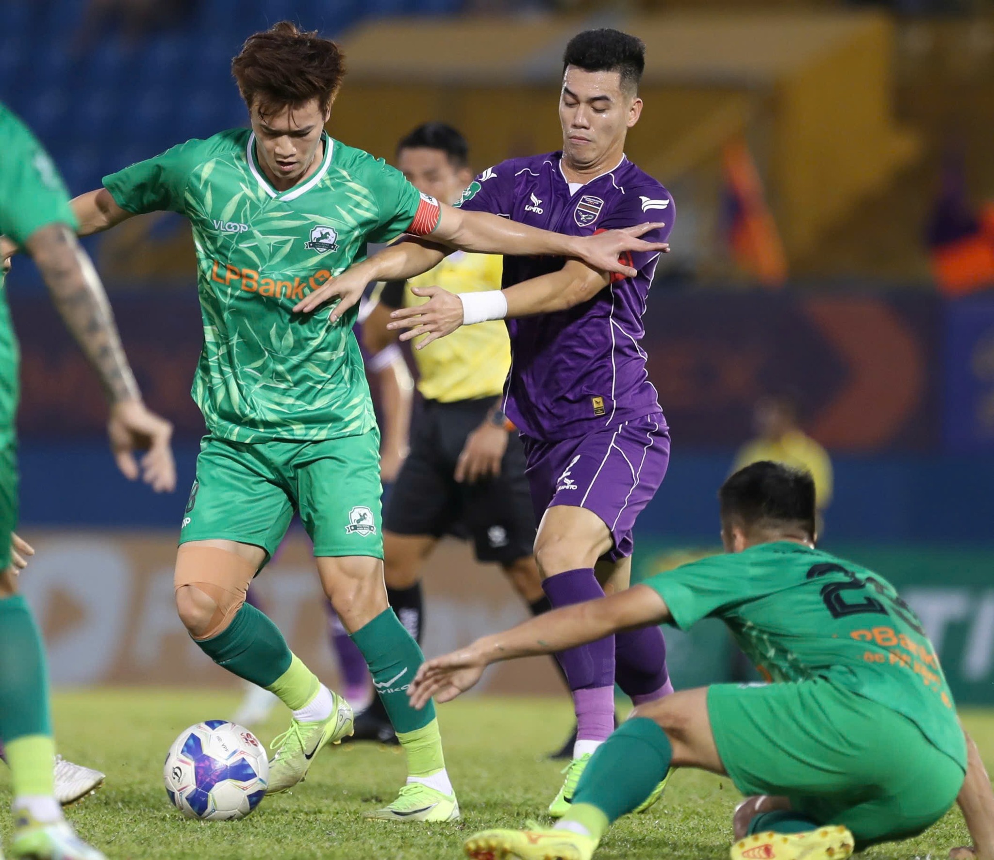 Midfielder Hoang Duc missed the opportunity to go to Man City