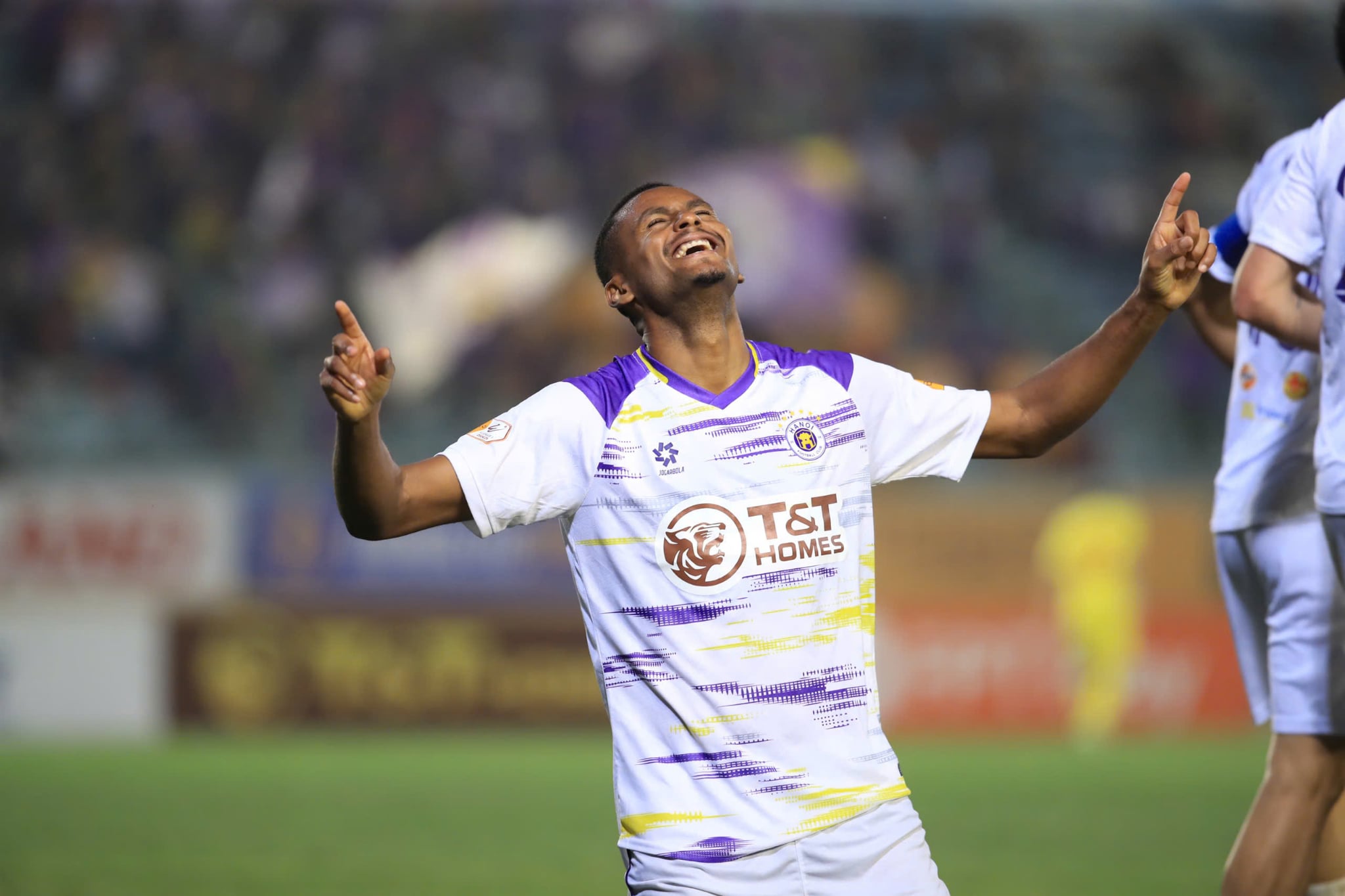 Tiền đạo Brazil Passira lập cú đúp giúp CLB Hà Nội vươn lên nhì bảng ...