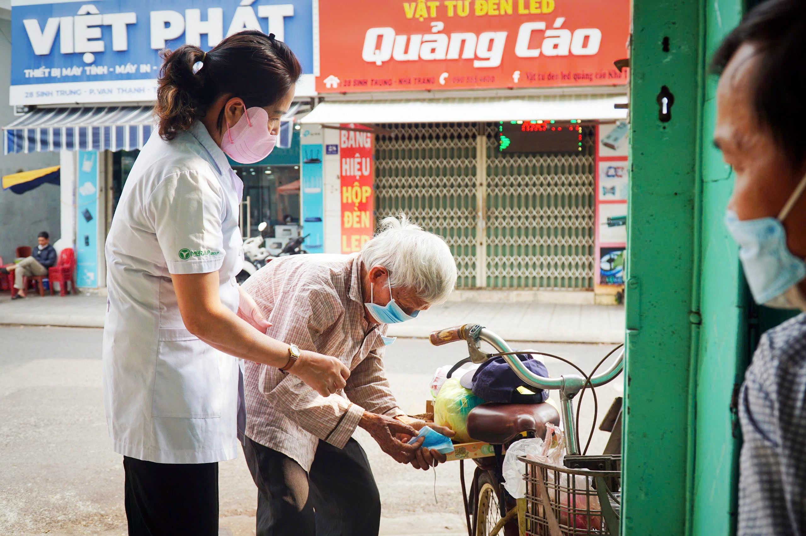 Phòng khám 32 năm chữa bệnh miễn phí cho người nghèo - Tuổi Trẻ Online