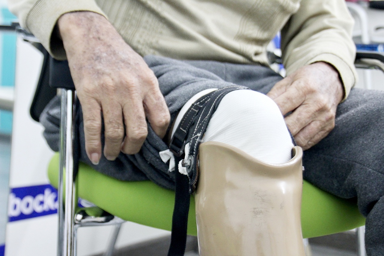 In Vietnam, this man spreads love by giving “new legs” to fellow veterans