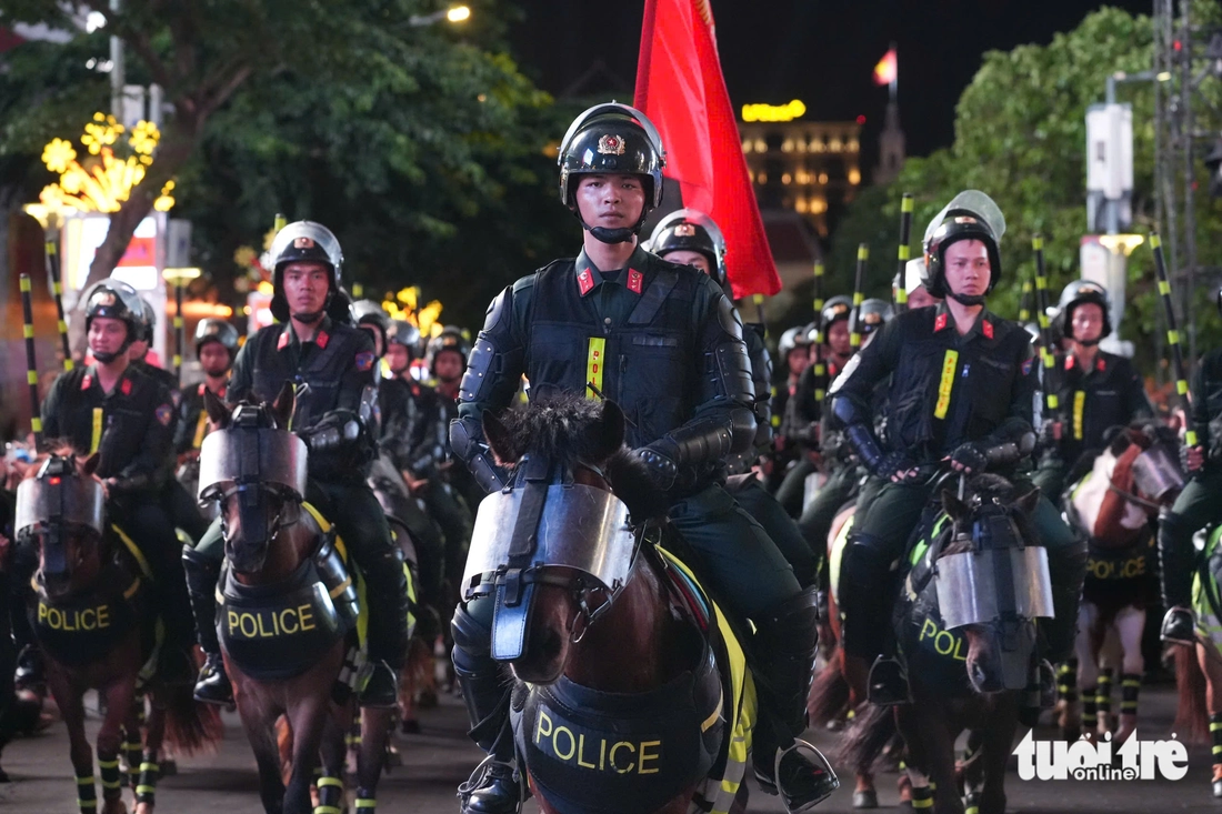 Mounted police parade thrills crowds on Reunification Day in Ho Chi ...