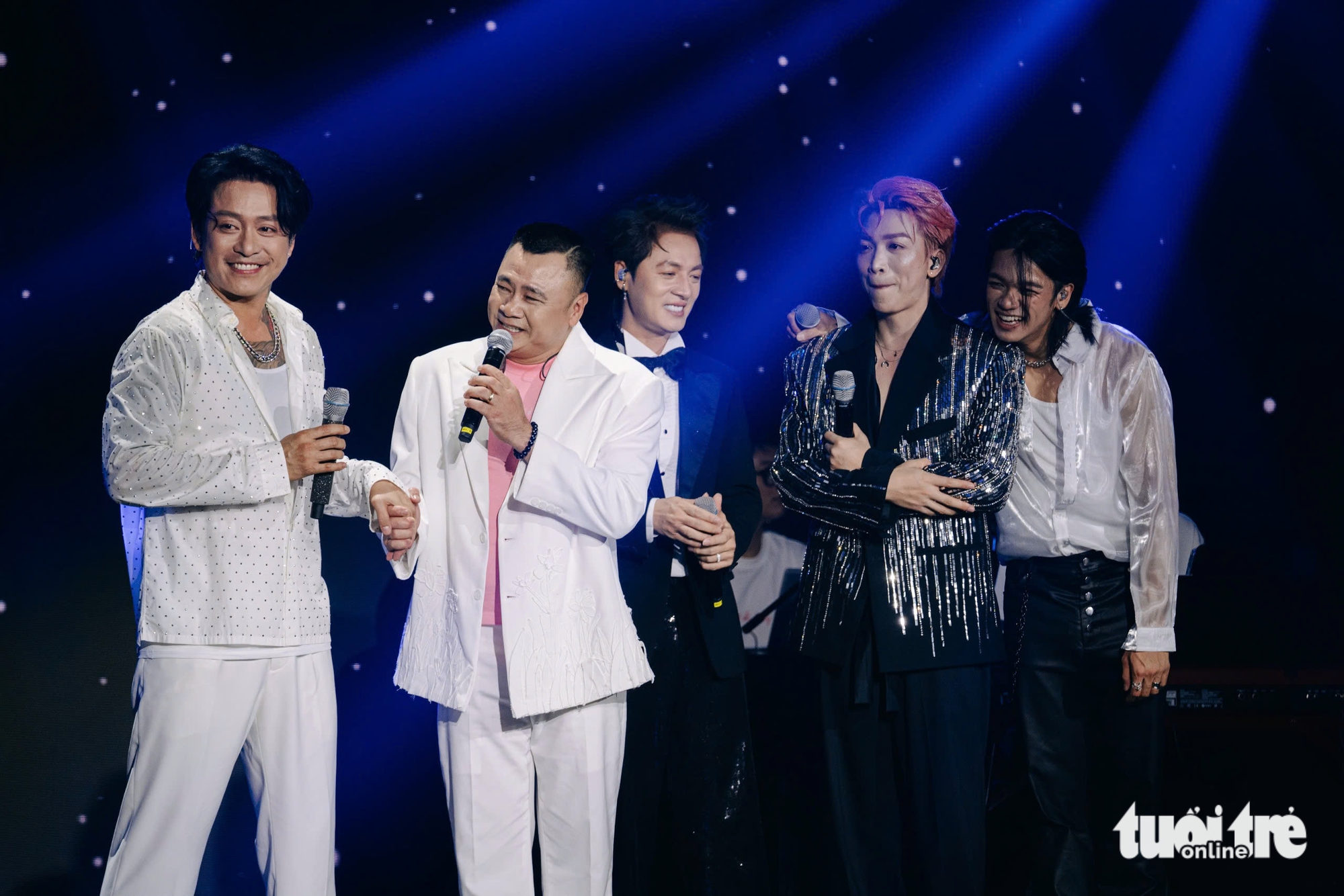 Tu Long and Tuan Hung are good at flattering fans and each other.