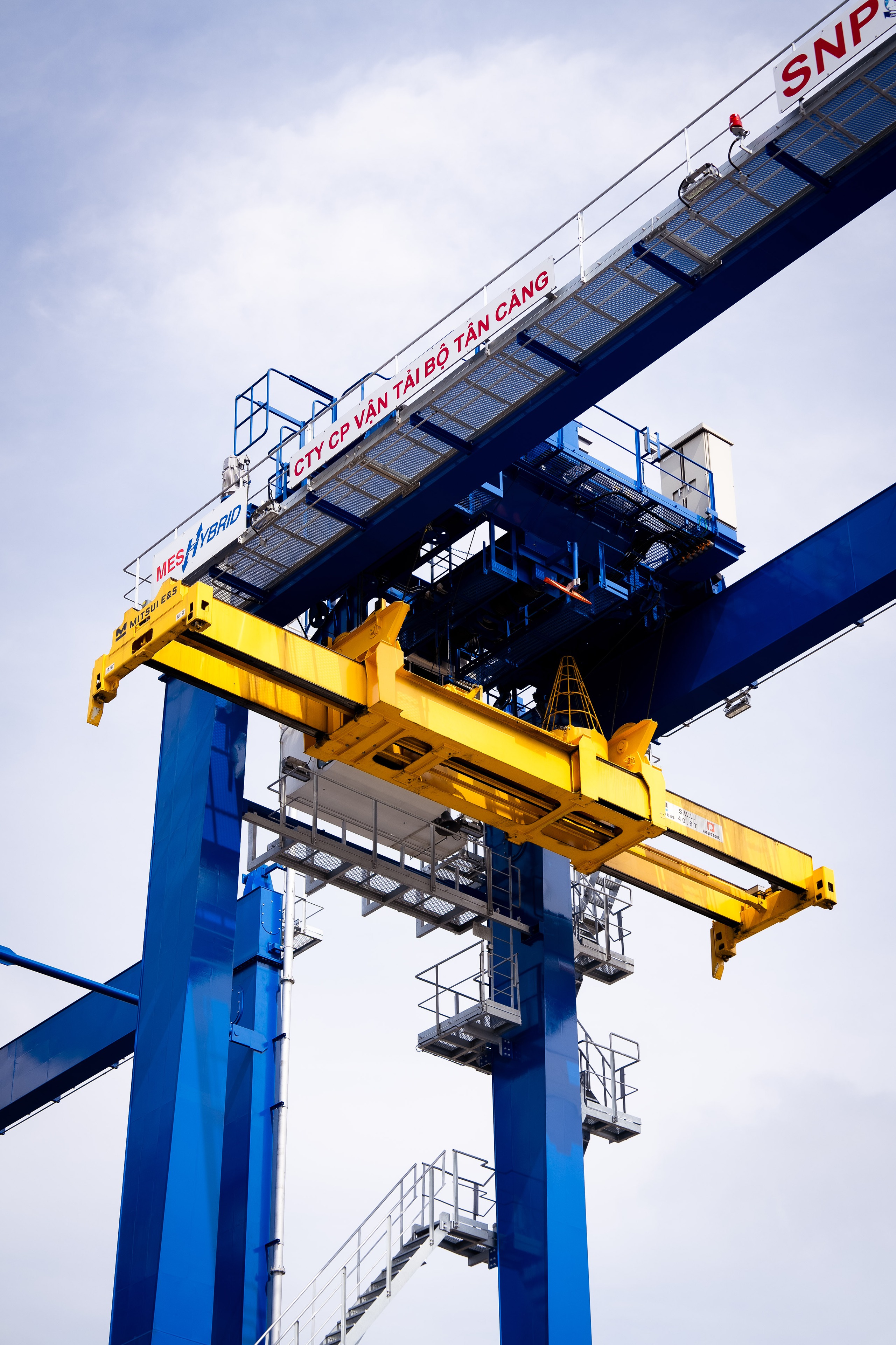 Lần đầu Việt Nam sản xuất cẩu RTG Hybrid, Tân Cảng Cát Lái chính thức ...