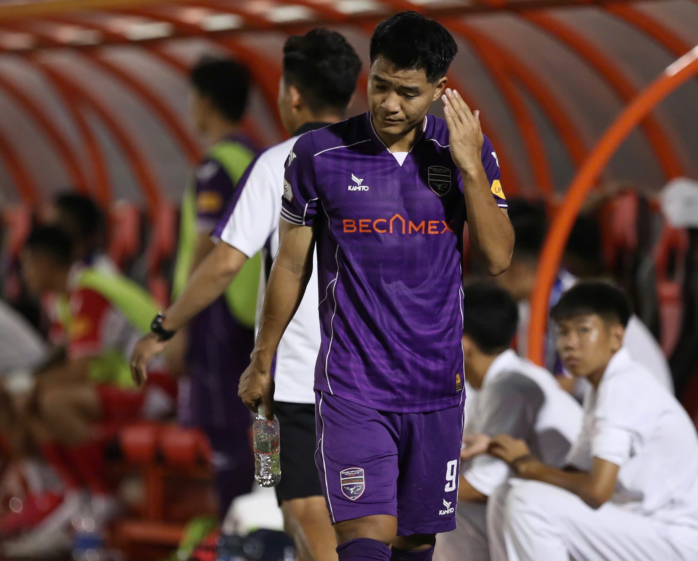 Tien Linh se negó a abandonar el campo, el entrenador dijo que no podía detener al jugador ...