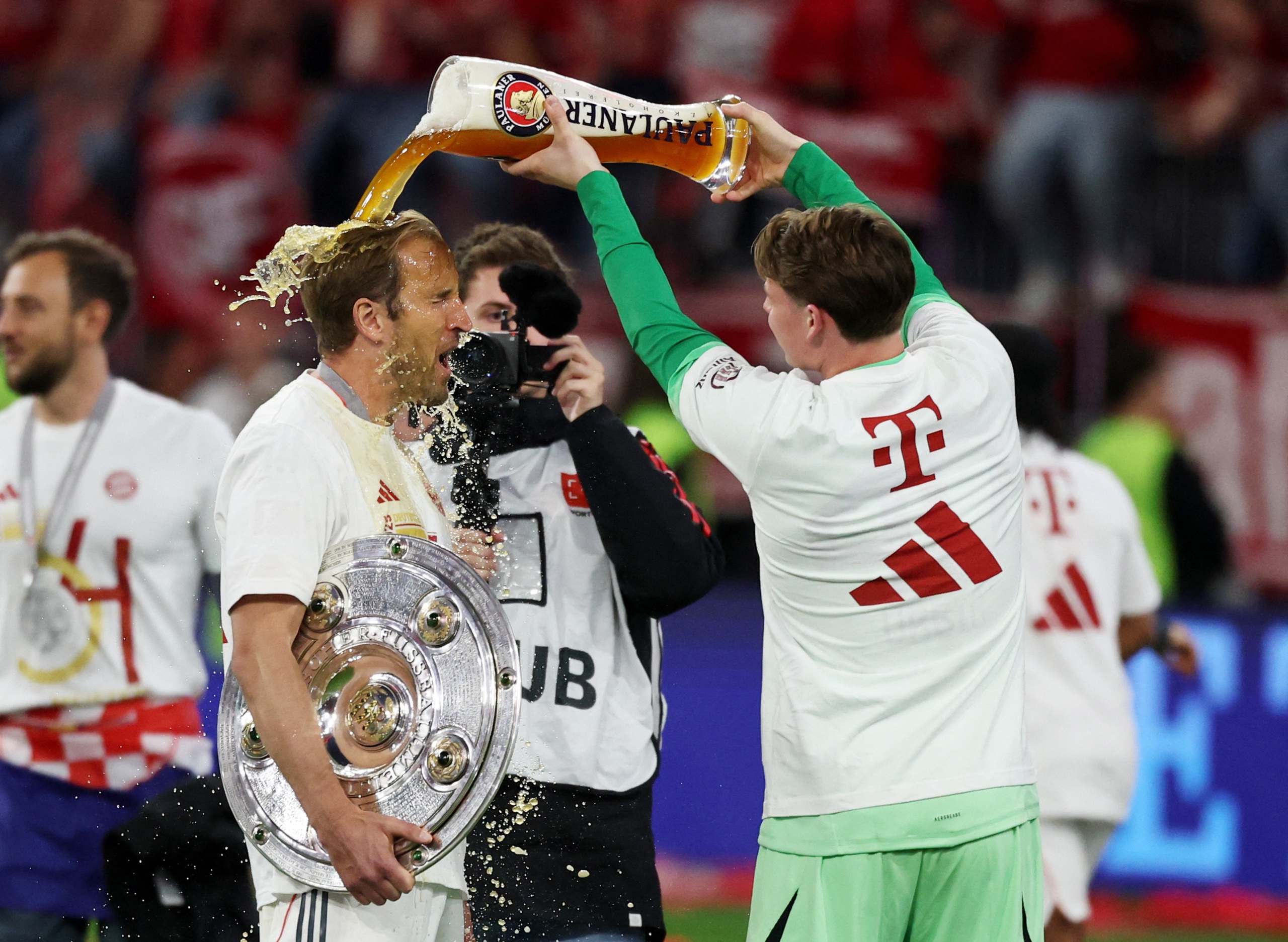 Harry Kane « baigné dans la bière » lors de sa première victoire en trophée