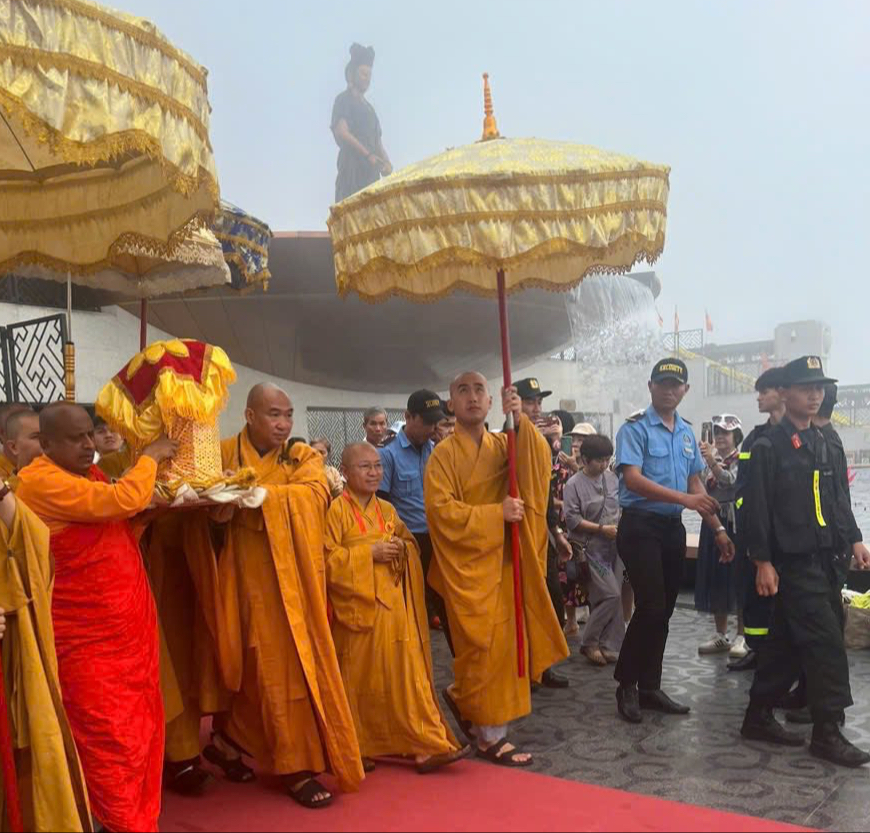 Die Prozession der Reliquien Buddhas verlässt den Berg Ba Den und ...