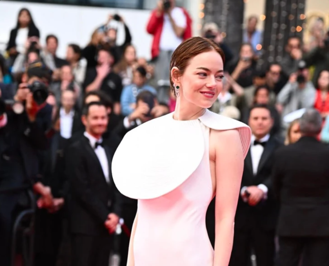 Emma Stone bị ong 'tấn công' hy hữu trên thảm đỏ Cannes - Tuổi Trẻ Online