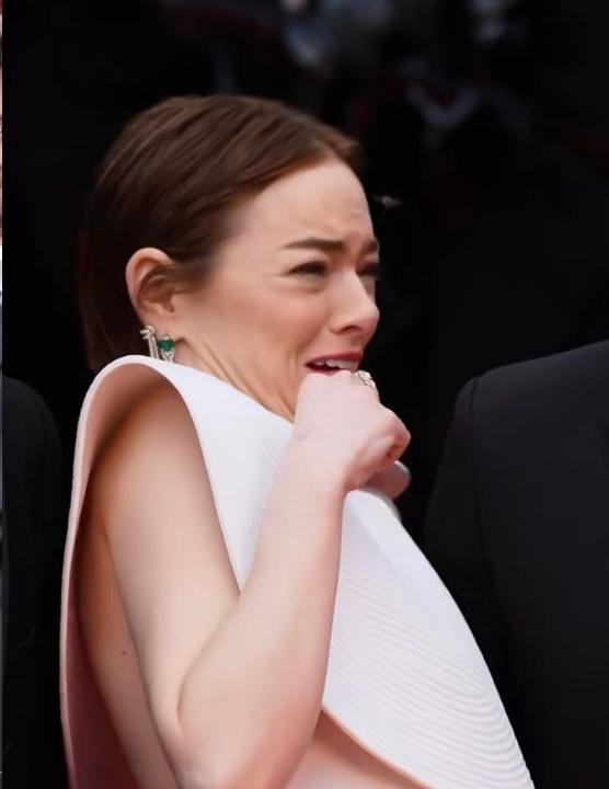 Emma Stone bị ong 'tấn công' hy hữu trên thảm đỏ Cannes - Tuổi Trẻ Online