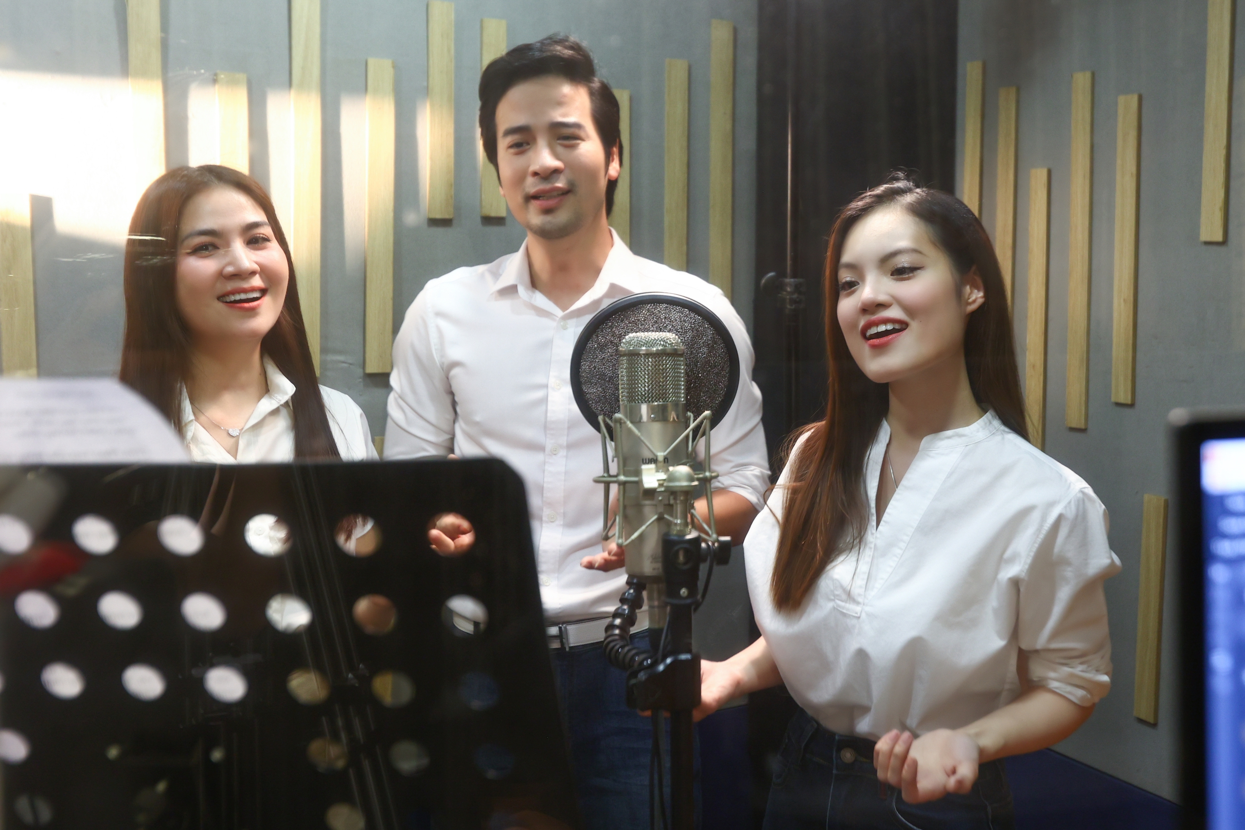 Thanh Loc, Truong Quynh Anh and more than 20 artists sing "Duong Tu Tam" to celebrate Vesak Day