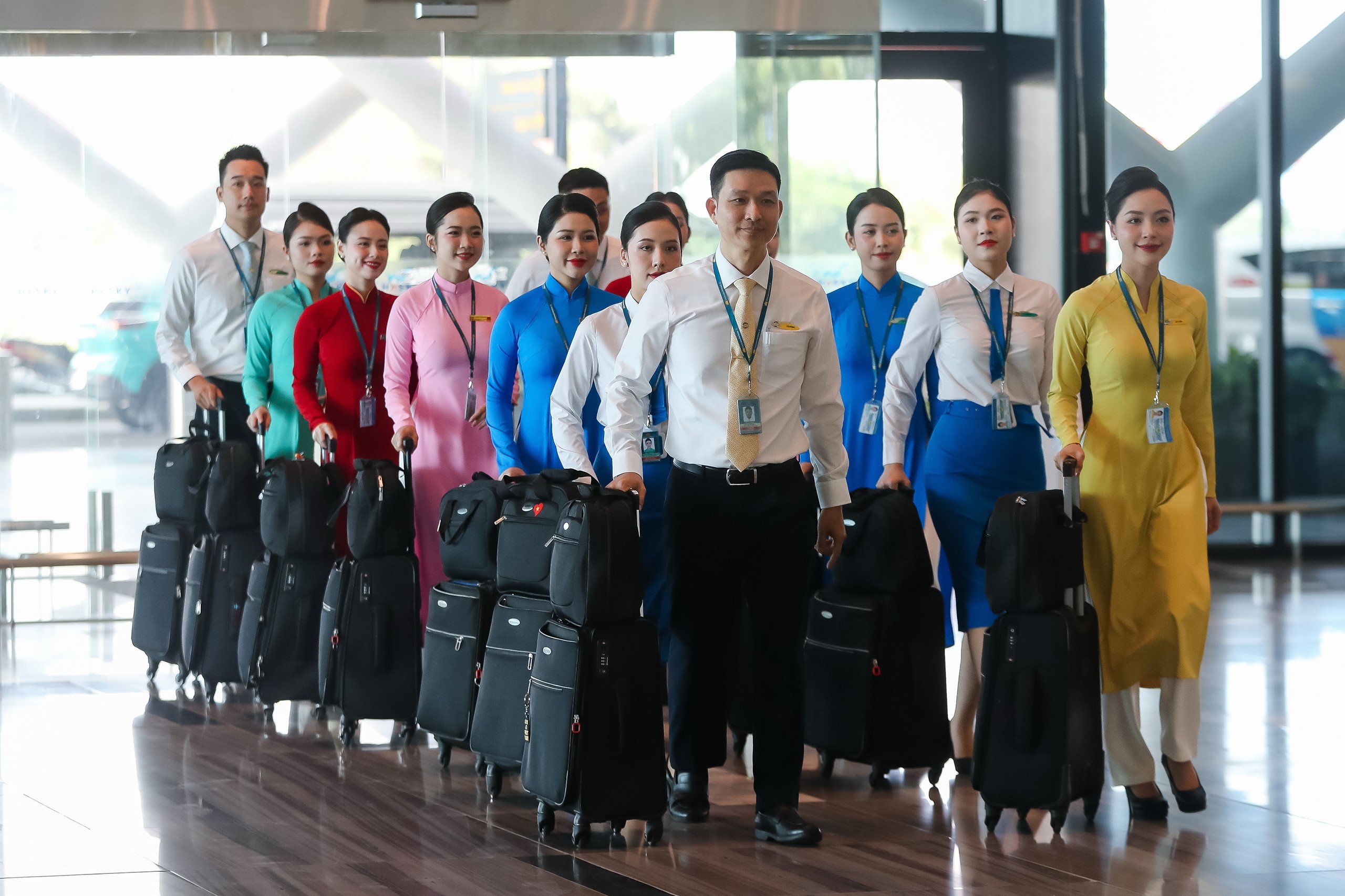 Vietnam Airlines recreates iconic uniforms for nostalgic anniversary ...