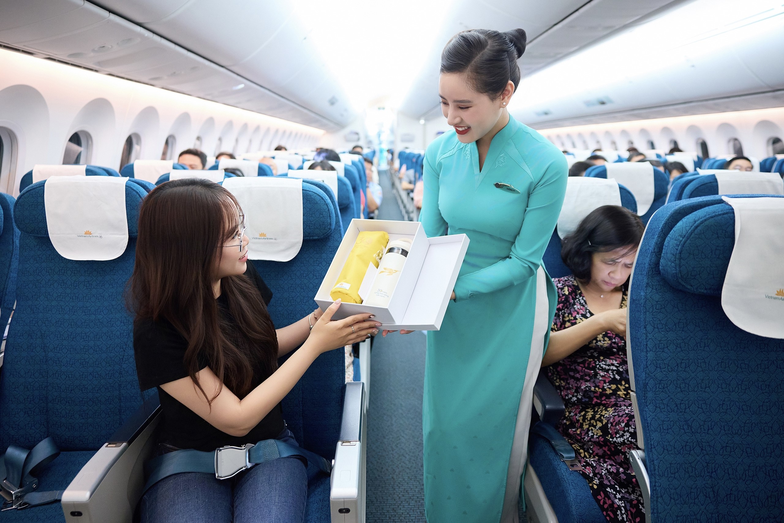 Vietnam Airlines recreates iconic uniforms for nostalgic anniversary ...