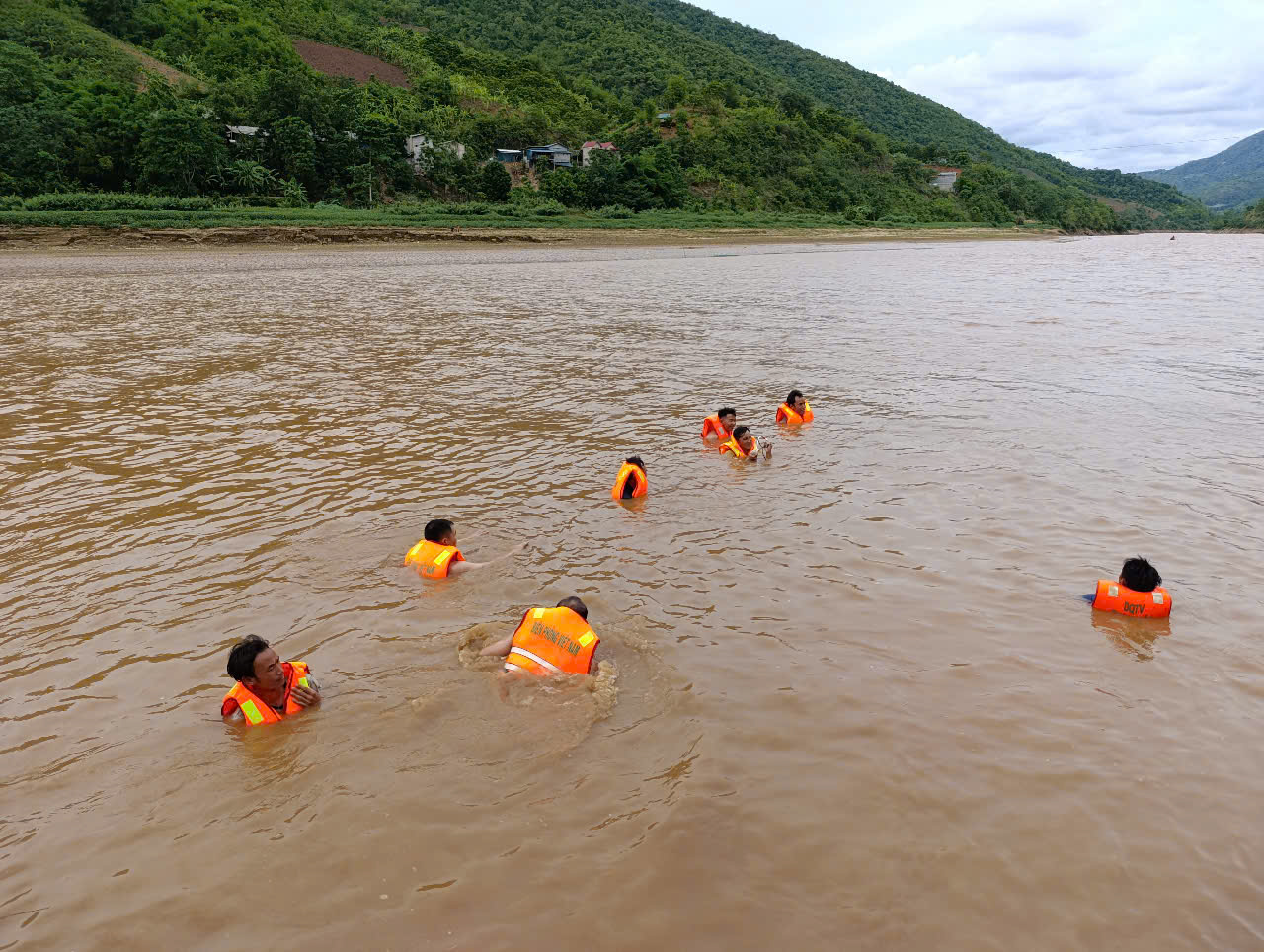 Tìm thấy thi thể hai chị em mất tích khi tắm trên sông Mã - Tuổi Trẻ Online