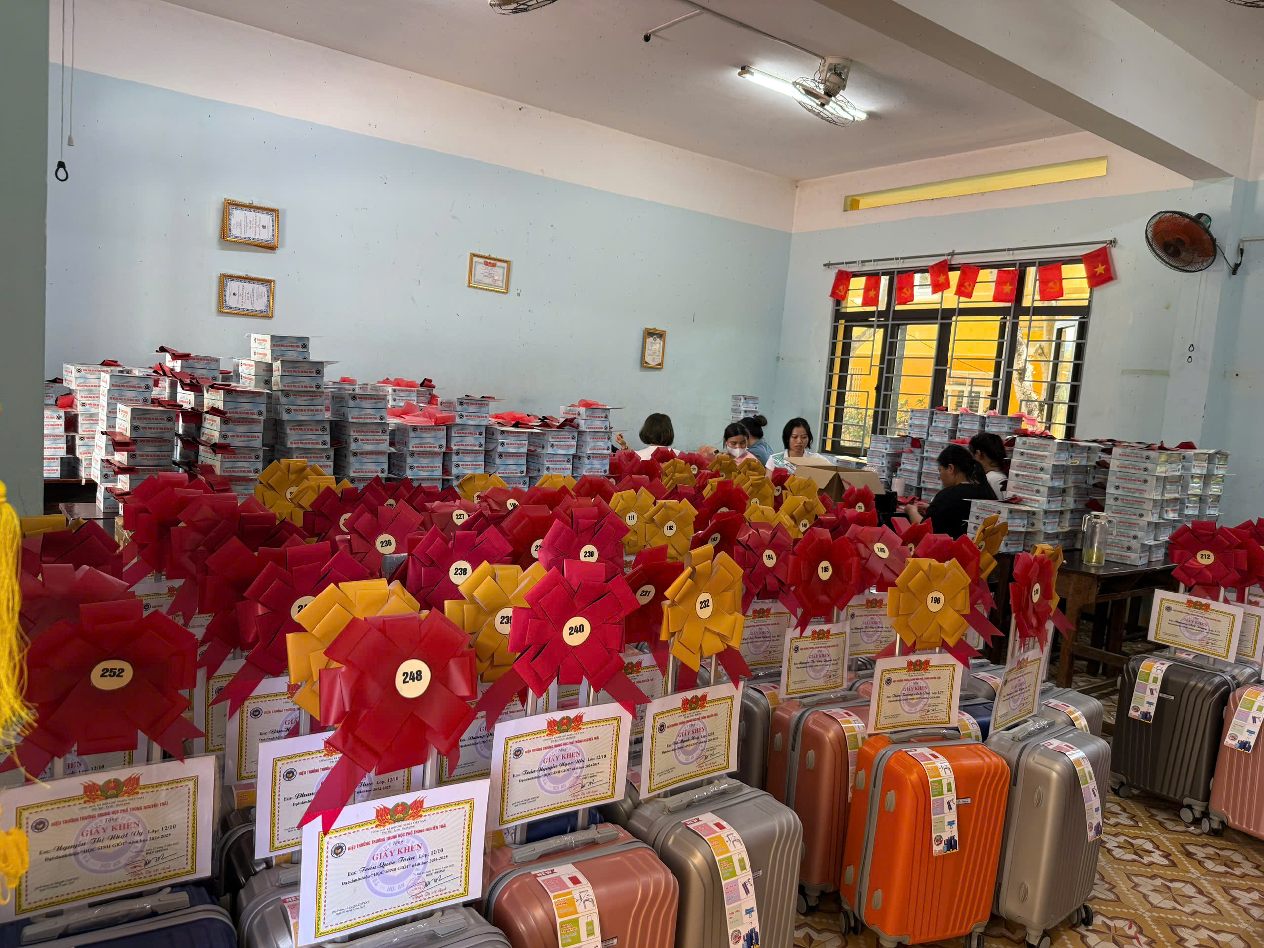 Excellent 12th grade students of a school in Quang Nam received travel ...