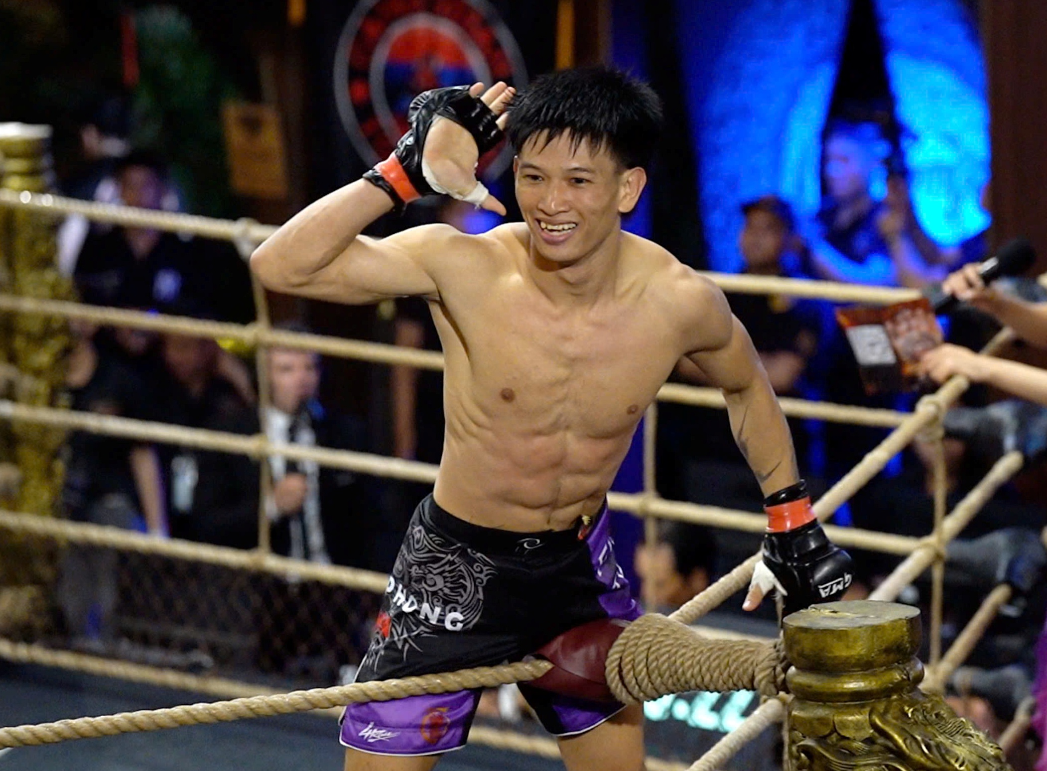 부이 트롱 신, 캄보디아 거장 '녹아웃'