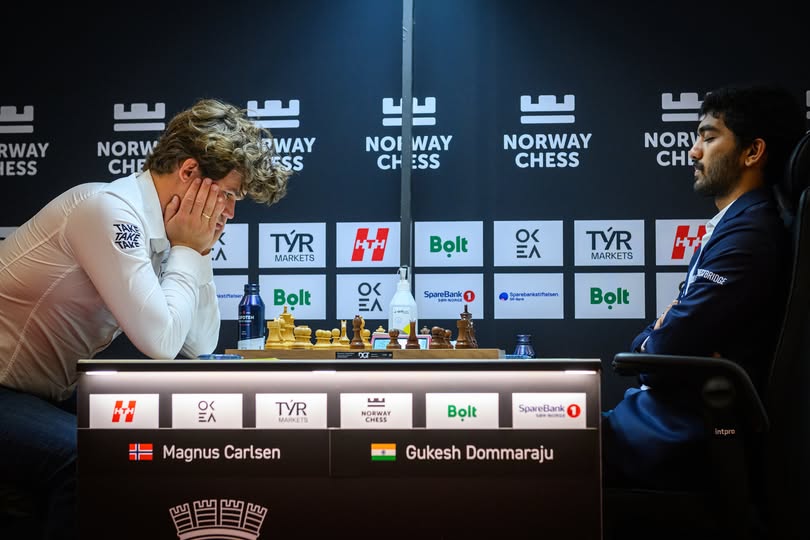 Magnus Carlsen prouve sa classe et bat le « roi des échecs » Gukesh au ...
