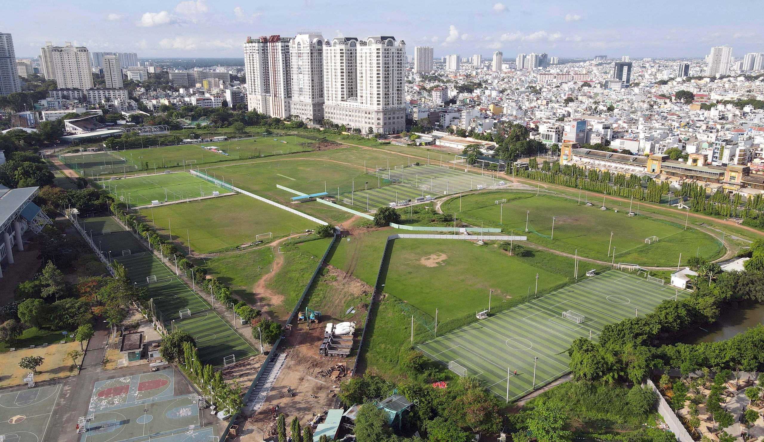 If only there was a modern stadium at Phu Tho racetrack