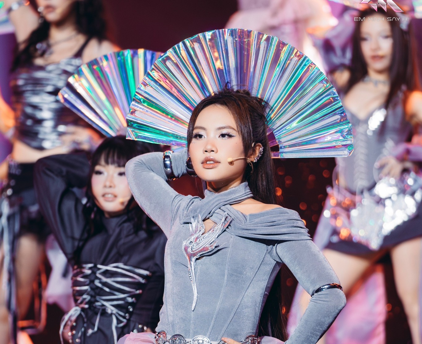 Em xinh say hi mở màn dài 4 tiếng rưỡi: Tưởng là gái sẽ đỡ ồn hơn, ai ...