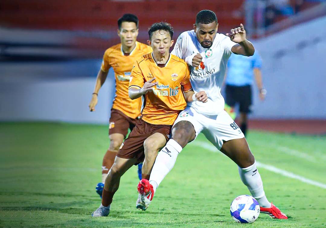 Nhận thẻ đỏ và 11m, CLB Hoàng Anh Gia Lai gục ngã ở Quy Nhơn - Tuổi Trẻ Online