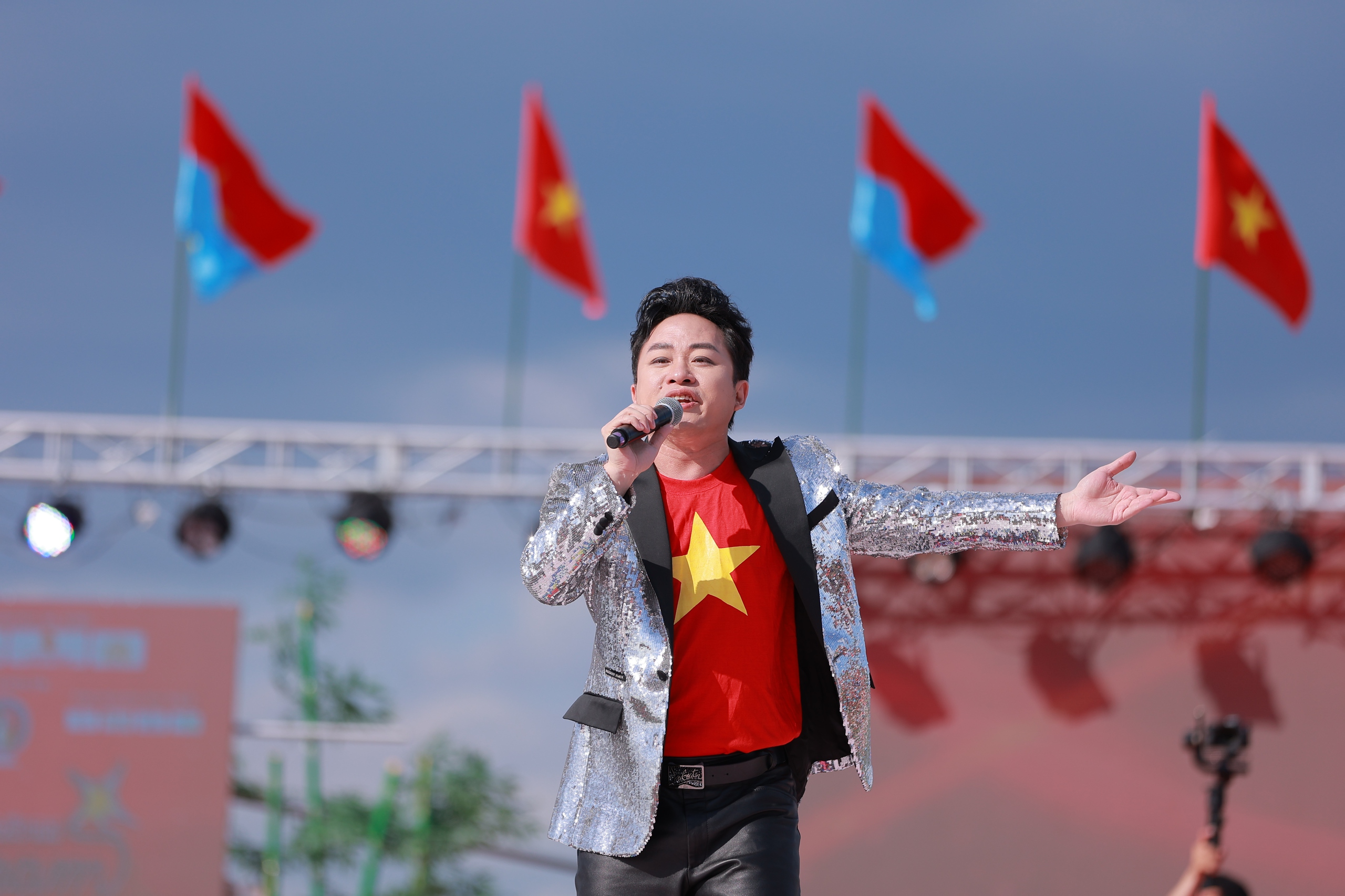 The audience put their hands on their left chests and sang the National Anthem with Tung Duong ...