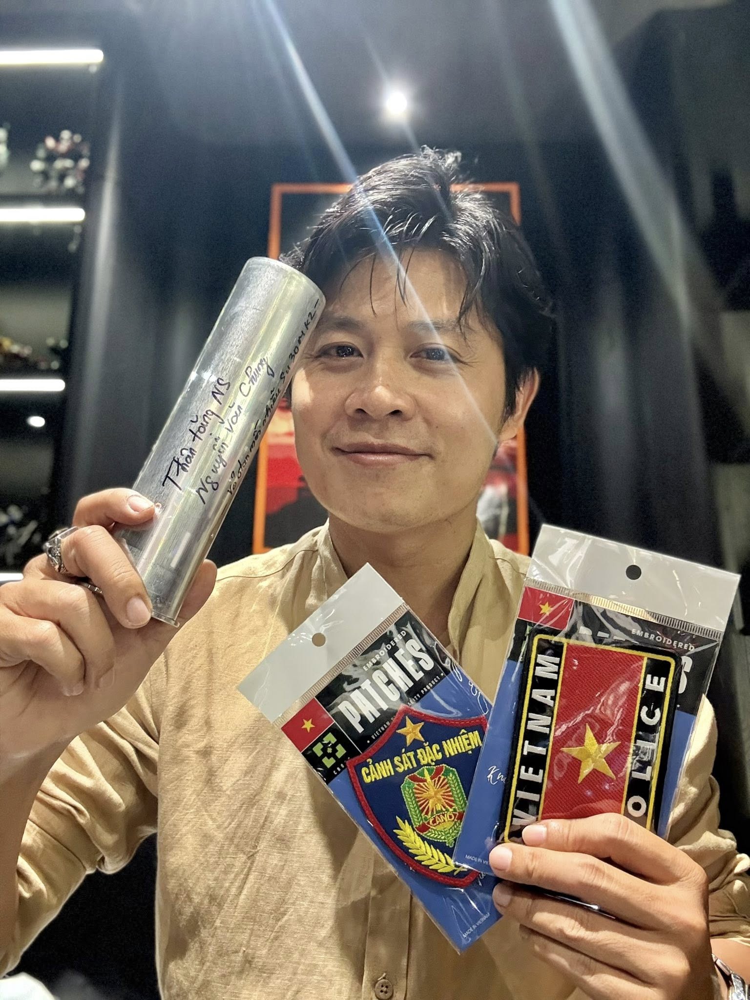 Nhạc sĩ Nguyễn Văn Chung được phi công tiêm kích Su-30MK2 tặng vỏ đạn ...
