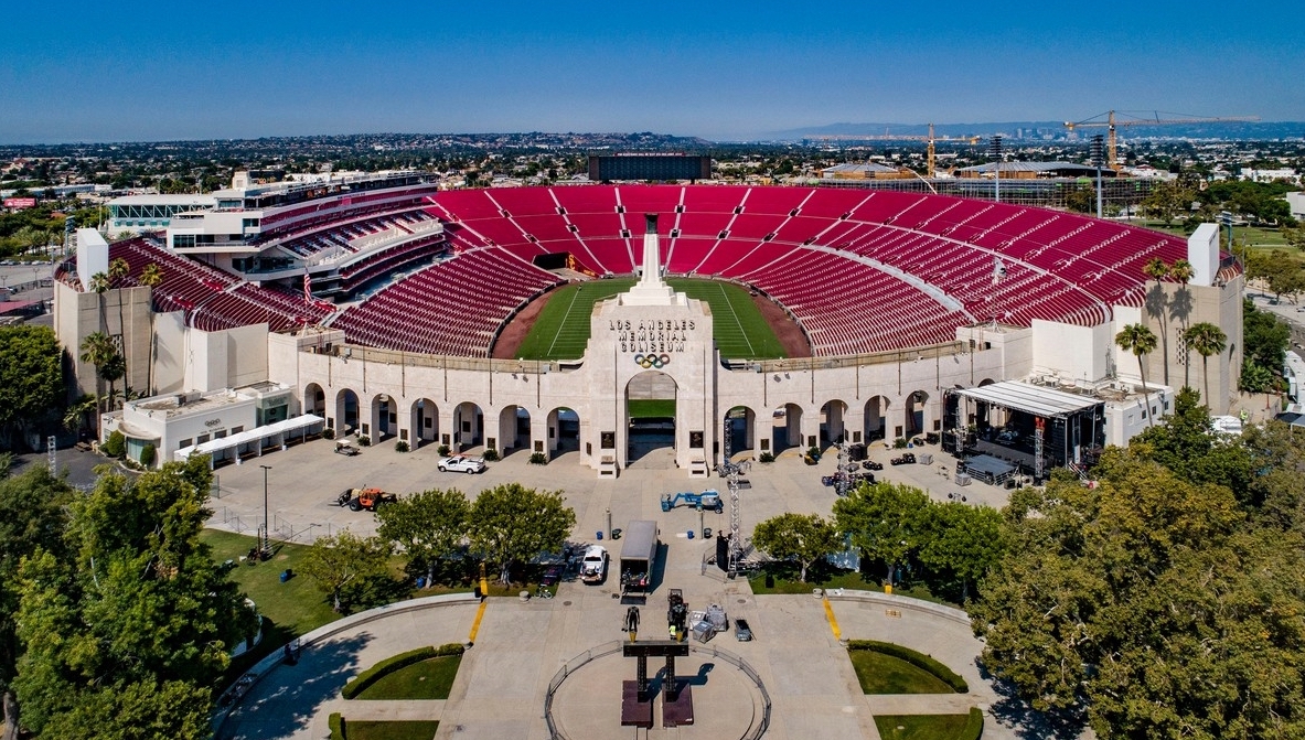 لأول مرة، أقيم حفل افتتاح الألعاب الأولمبية في ملعبين مختلفين.