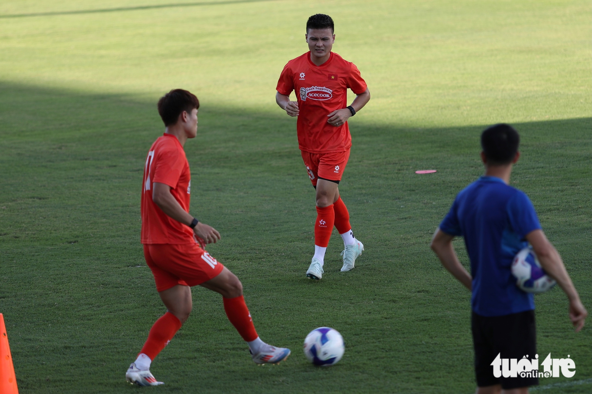 Cao Quang Vinh had his first training session, Cong Phuong was still absent from the Vietnam team.