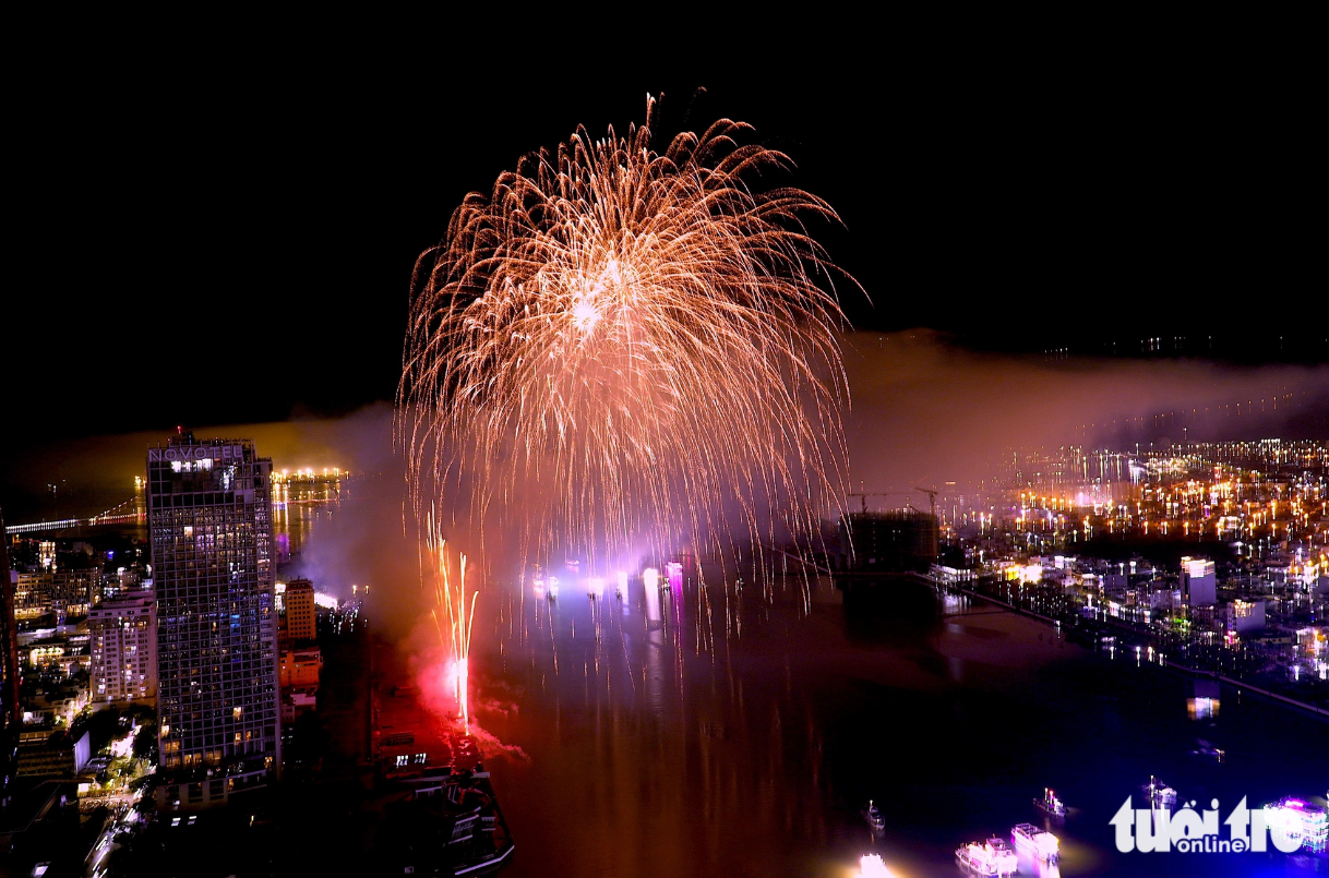Da Nang’s iconic Han River shines bright at largest fireworks fest in ...