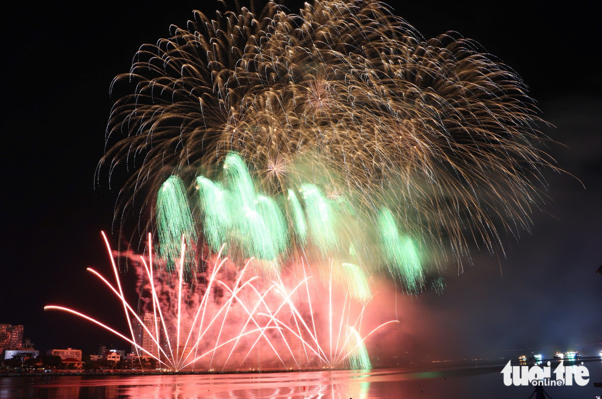 Da Nang’s iconic Han River shines bright at largest fireworks fest in ...