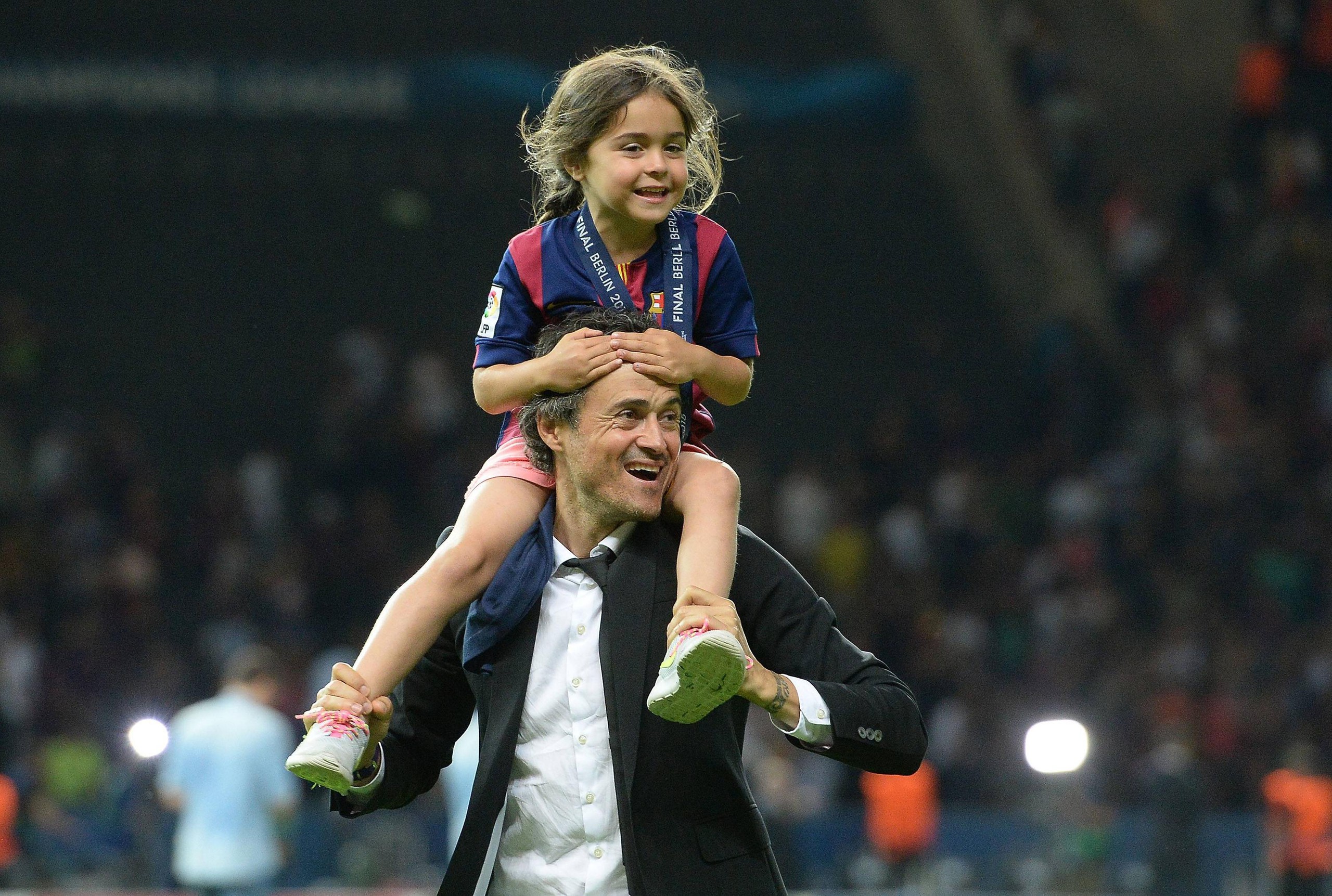 Làng bóng đá thổn thức trước hình ảnh con gái HLV Luis Enrique - Tuổi Trẻ Online