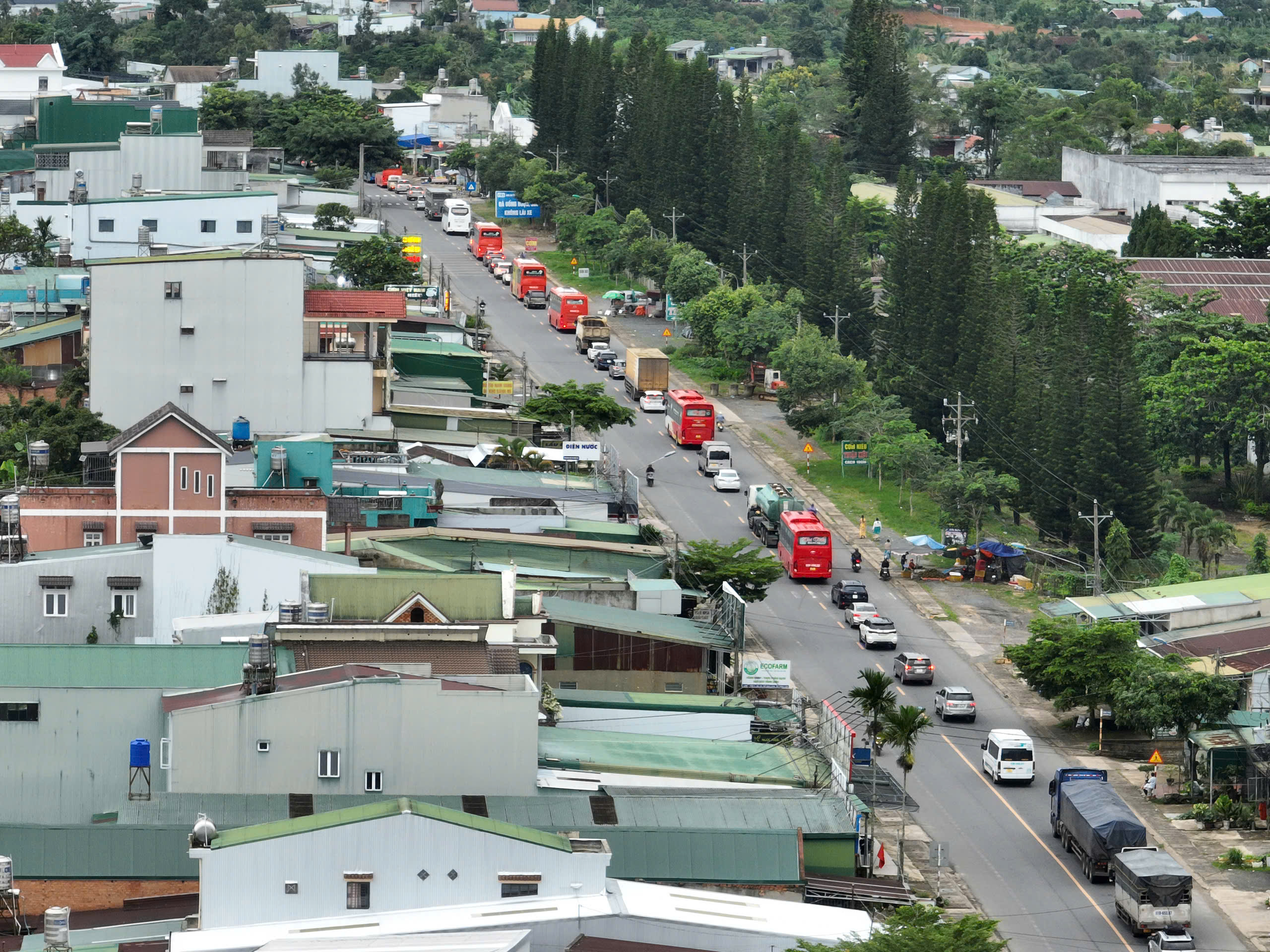 The flow of tourists from Ho Chi Minh City to Da Lat is blocked at Bao ...